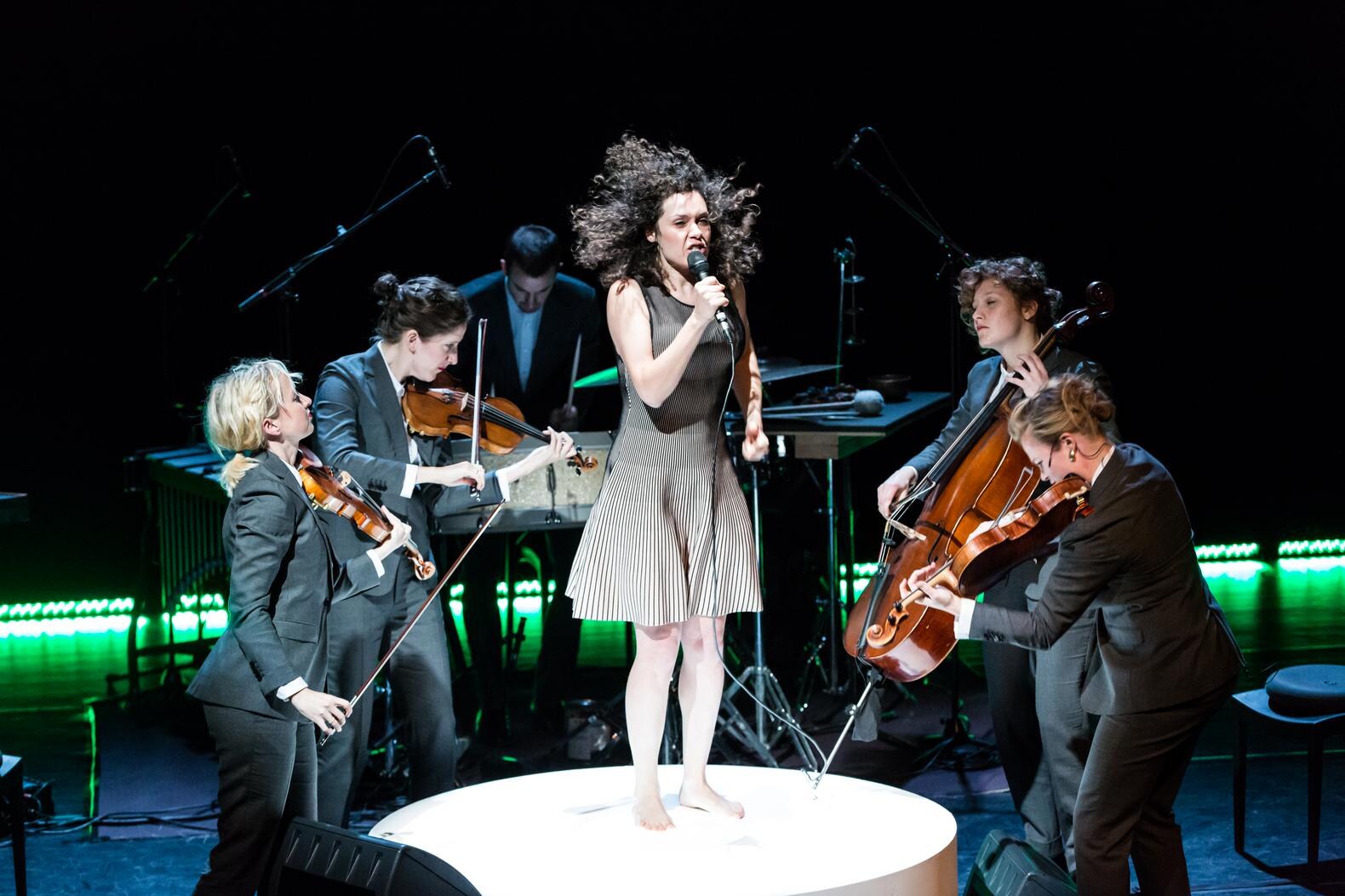 Ode aan de bijzondere stem van Nora Fischer: ze zingt pop loepzuiver en ...