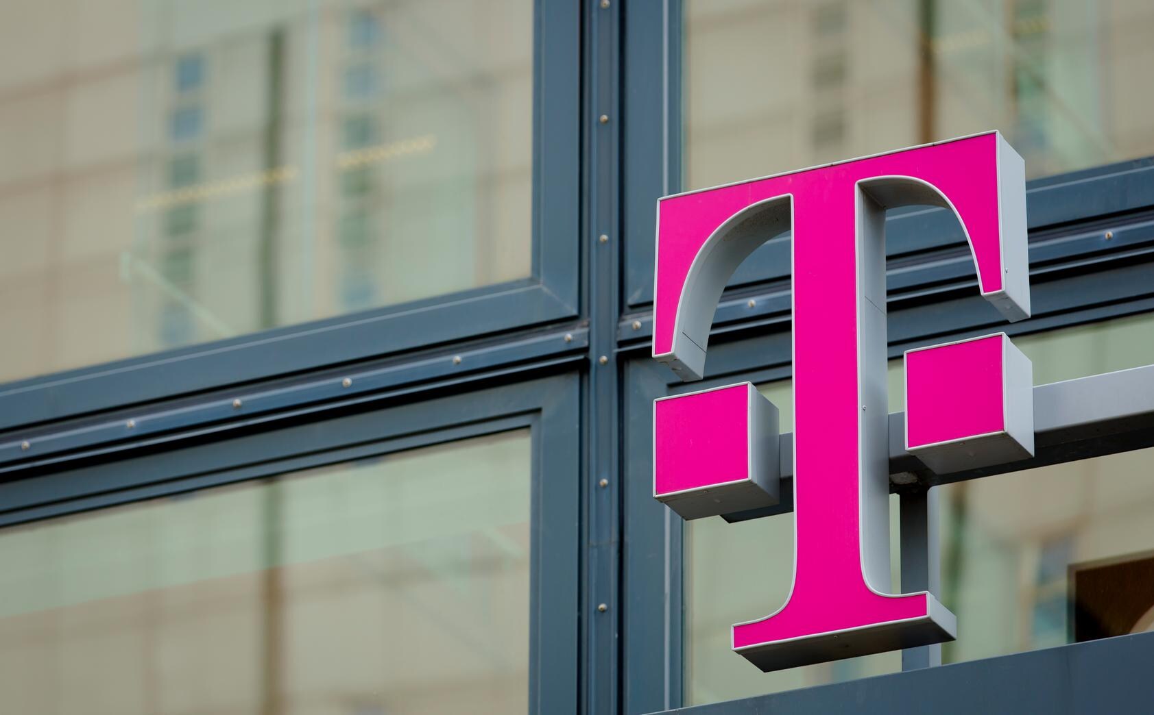 T-Mobile neemt Tele2 over en opent aanval op Vodafone en KPN | de ...