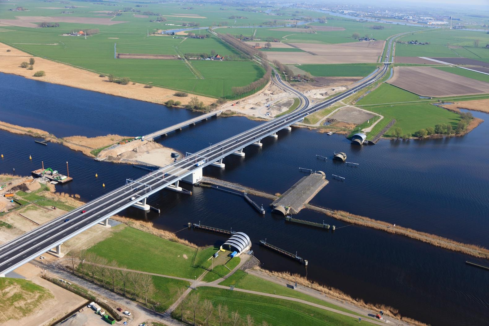 Kabinet staakt aanleg nieuwe bruggen en wegen vanwege stikstofcrisis ...