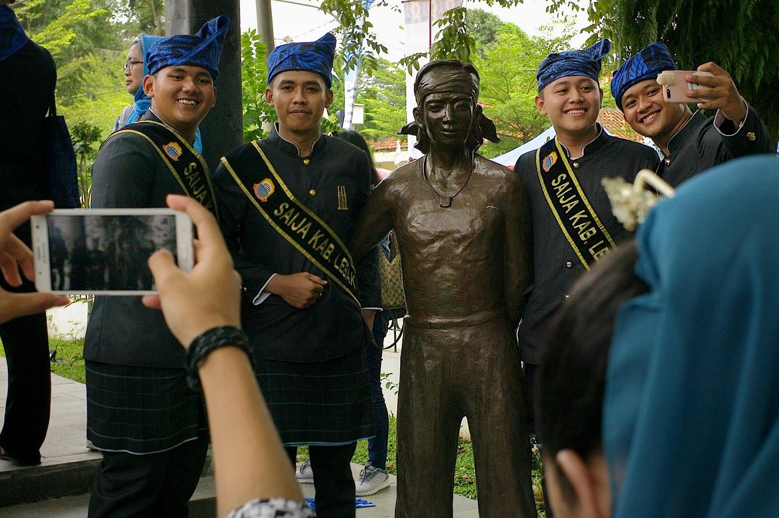 In het Indonesische Rangkasbitung is het dringen bij het net geopende ...