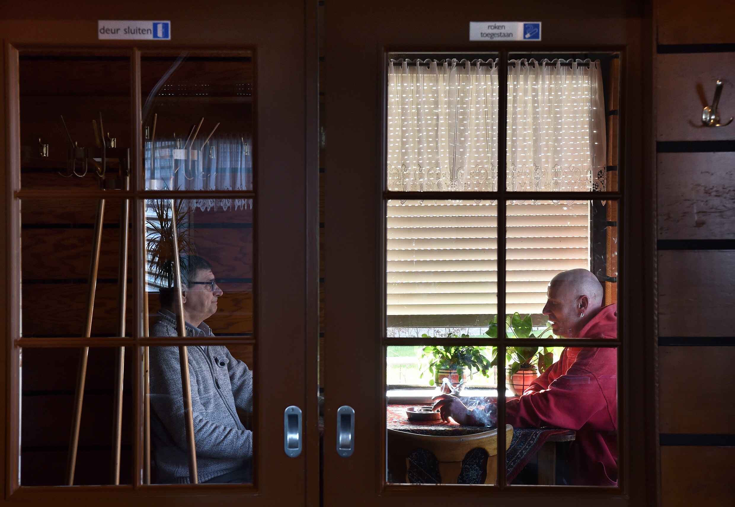 Rookruimtes in de horeca moeten er definitief aan geloven: het einde is ...