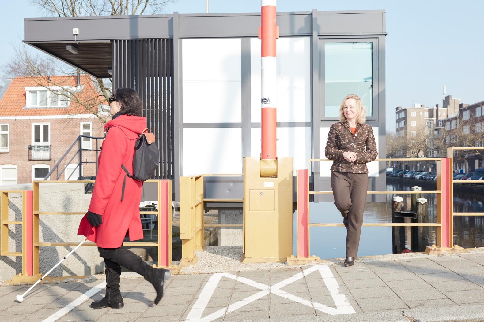 Wat een opmonterende foto van Jet Bussemaker | de Volkskrant