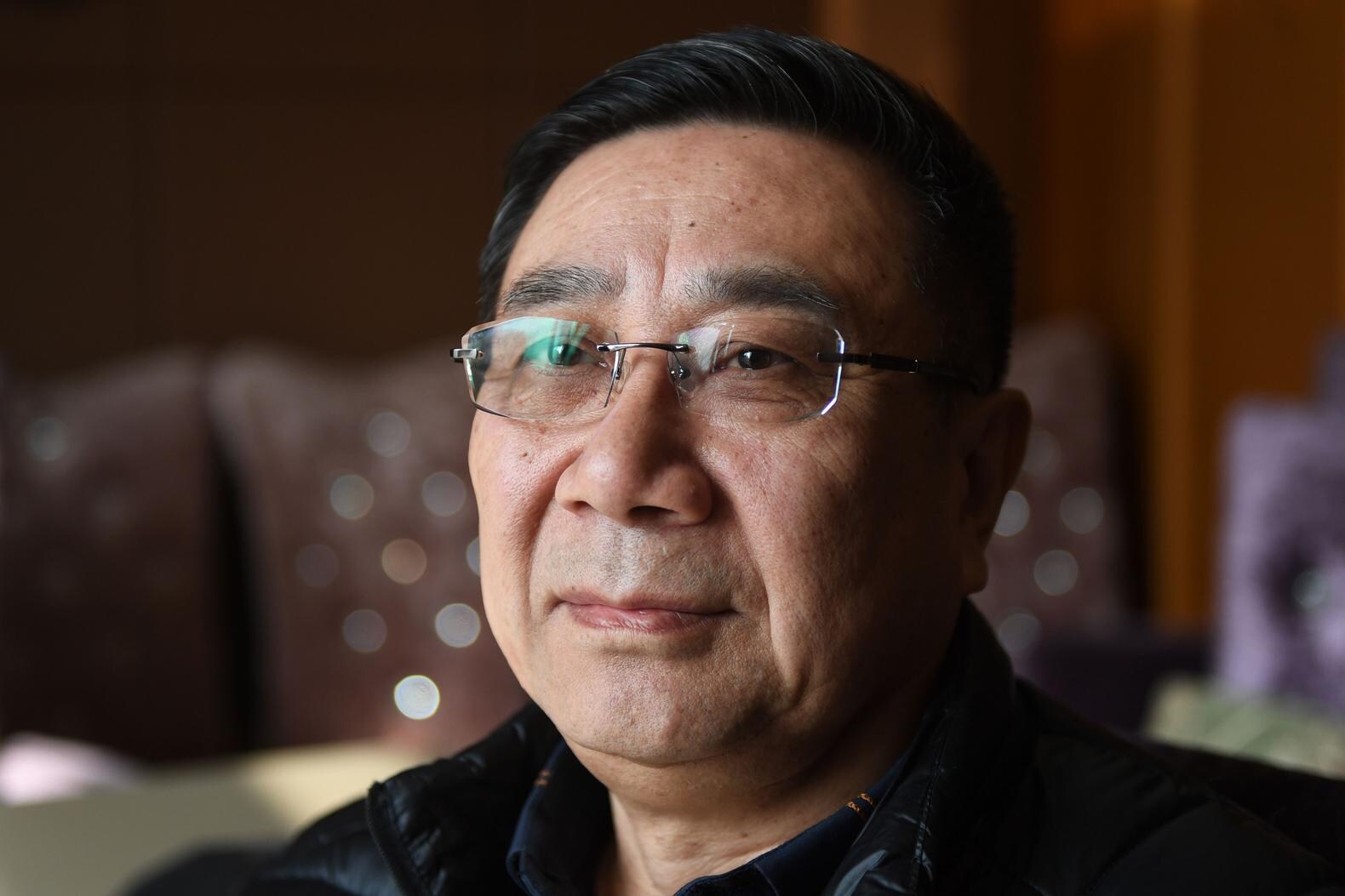 Deze Chinees protesteert als een van de weinigen tegen het ...