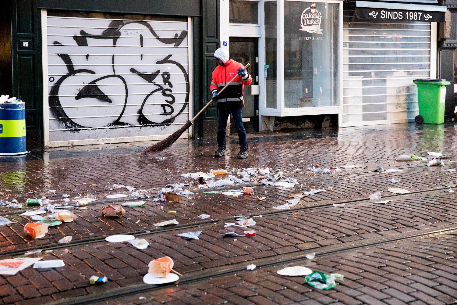 Zwerfafvalopruimers van Nederland, staak! | de Volkskrant