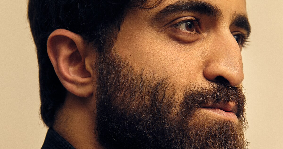 Deze uit Iran gevluchte alleskunner spiegelt zich in zijn theatervoorstelling aan de mensen aan ...