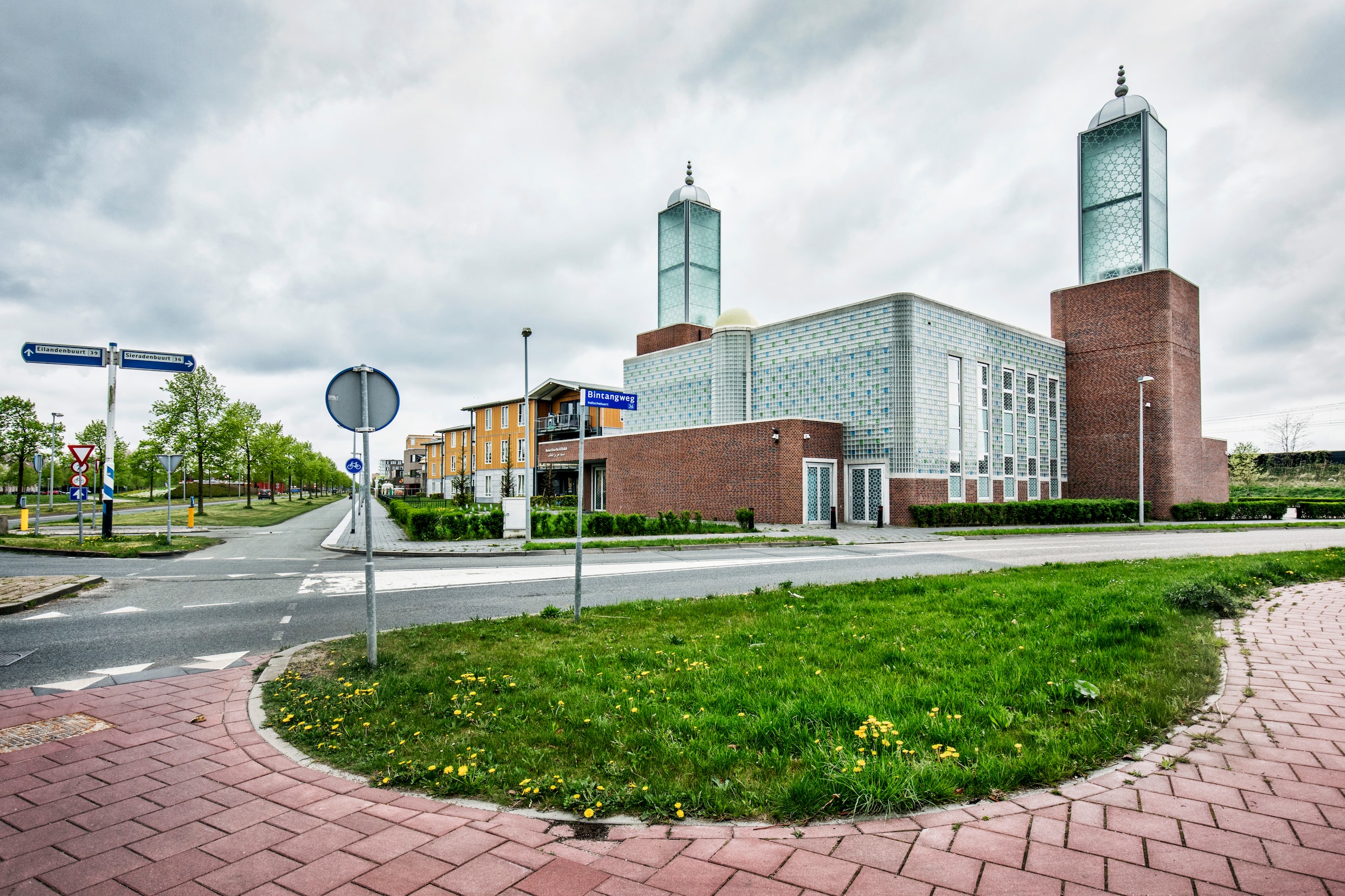 Roep om excuses na geheim onderzoek naar moskeeën in Almere: ‘Het zijn ...