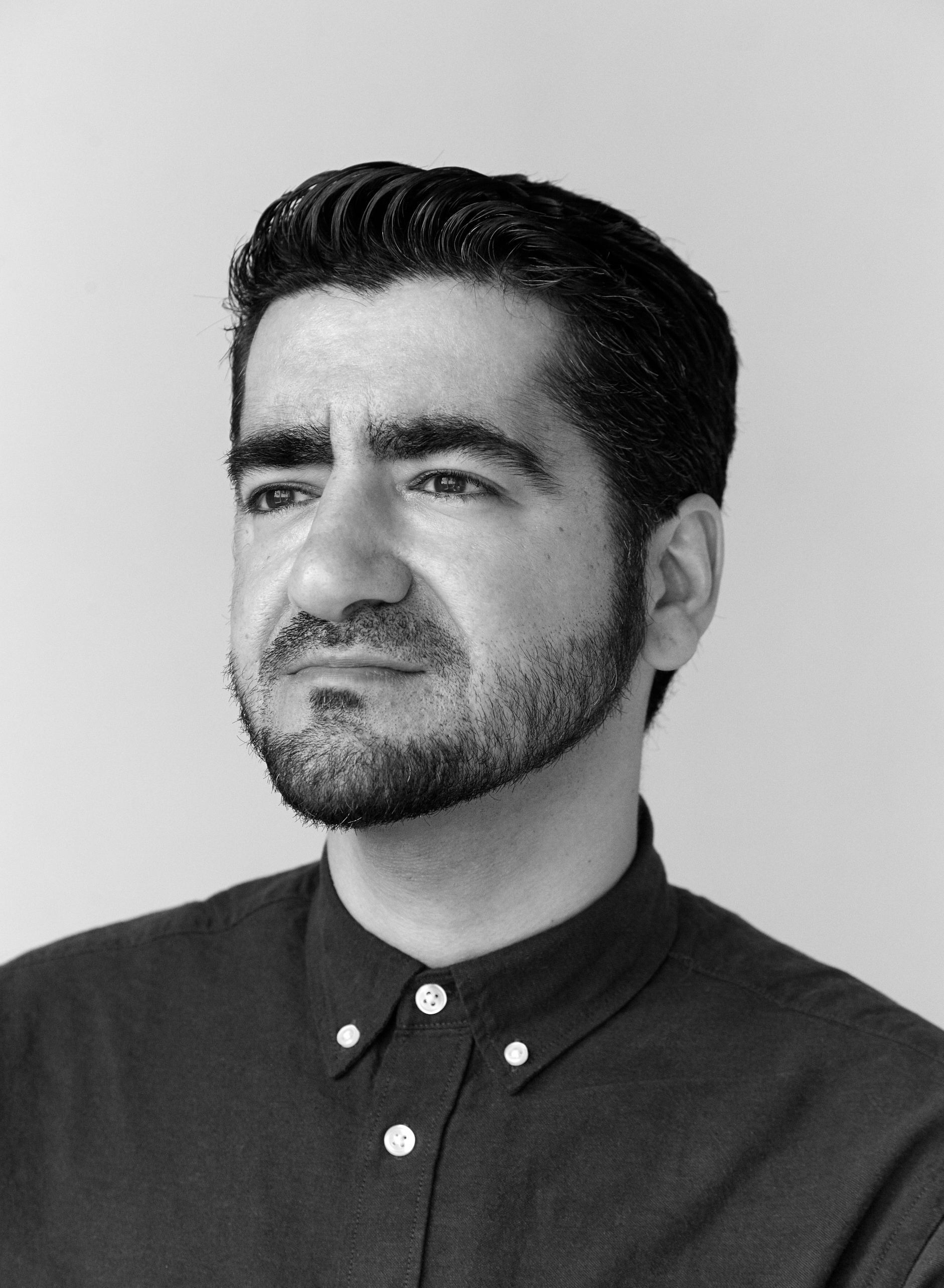 Schrijver Murat Isik: 'Op school noemden ze me Schoonmaker, dat werd mijn naam' | de Volkskrant