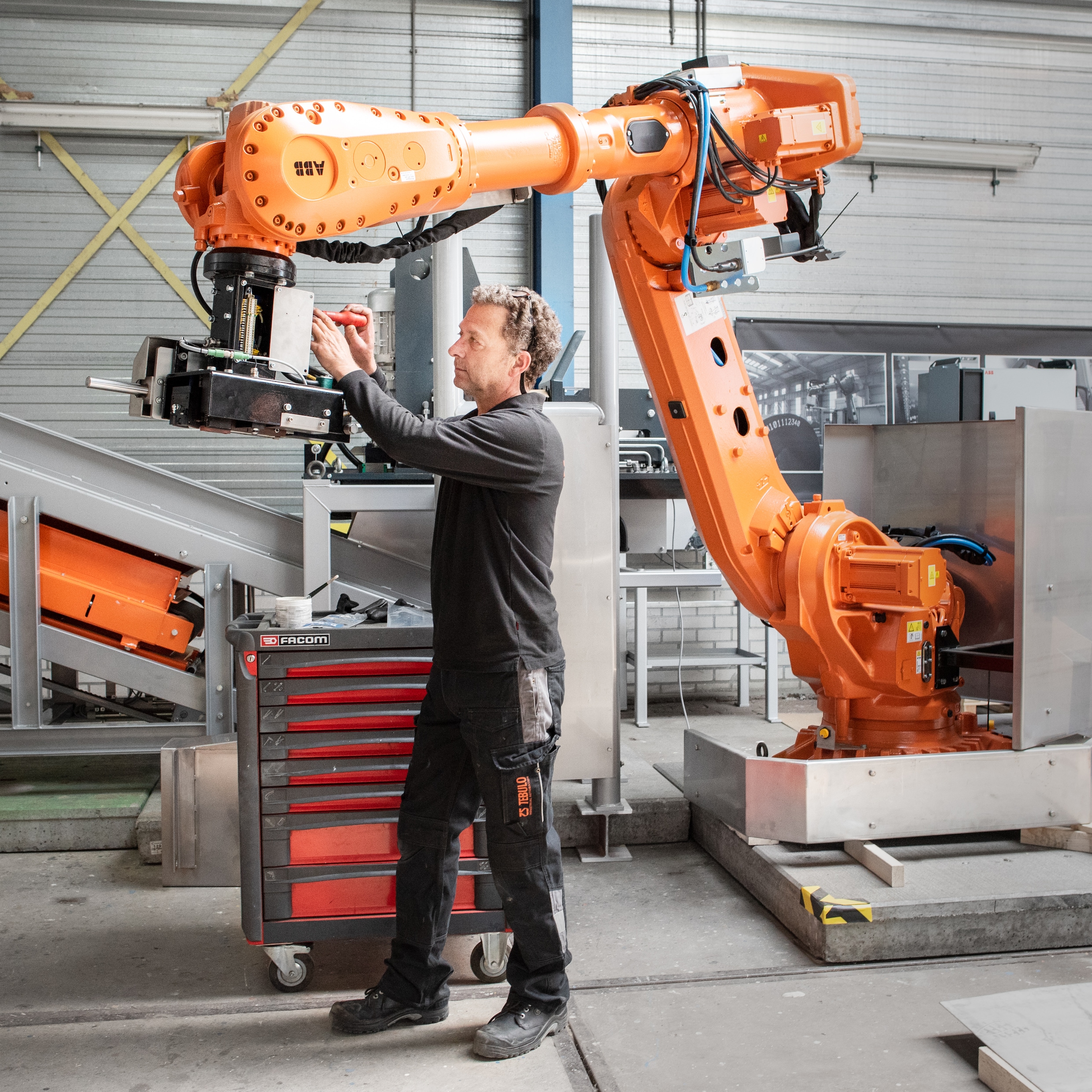 De dansende robots van Tebulo jongleren als geen ander met gloeiend ...