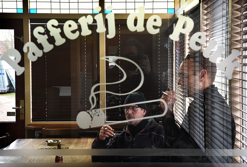 Rookruimtes in de horeca moeten er definitief aan geloven: het einde is ...