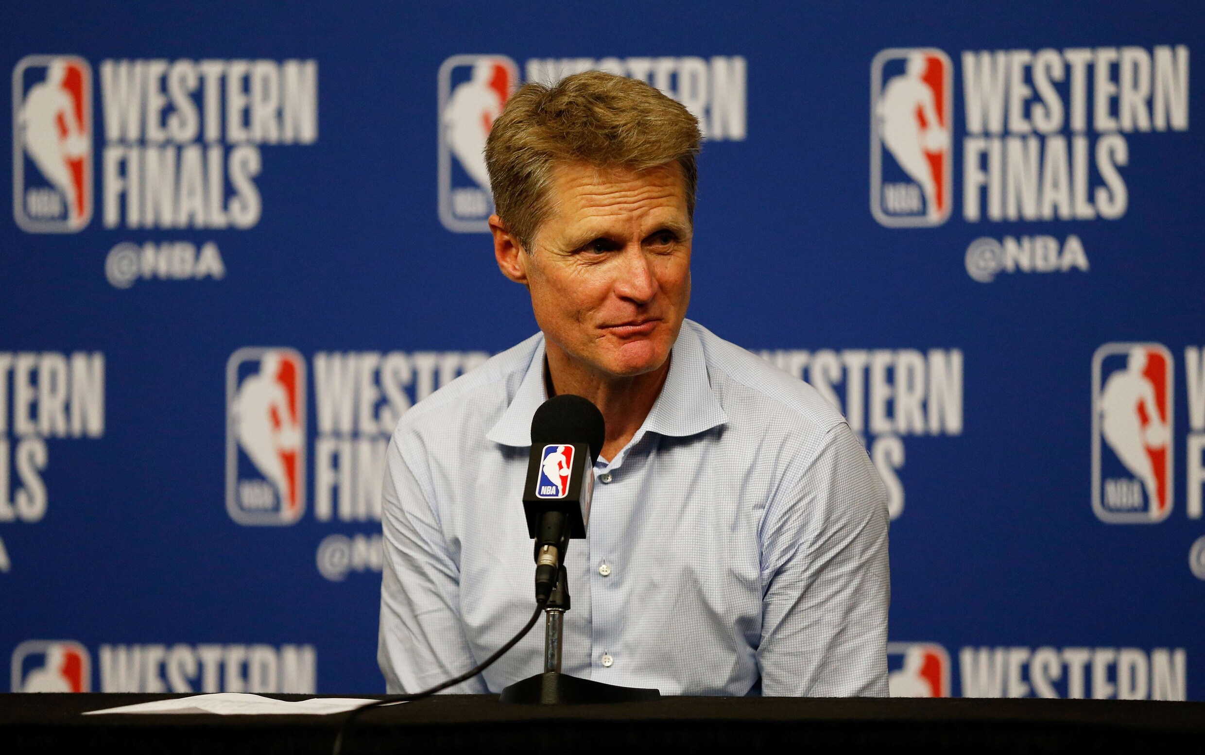 NBA-coach Steve Kerr blijft in en buiten het veld altijd authentiek ...