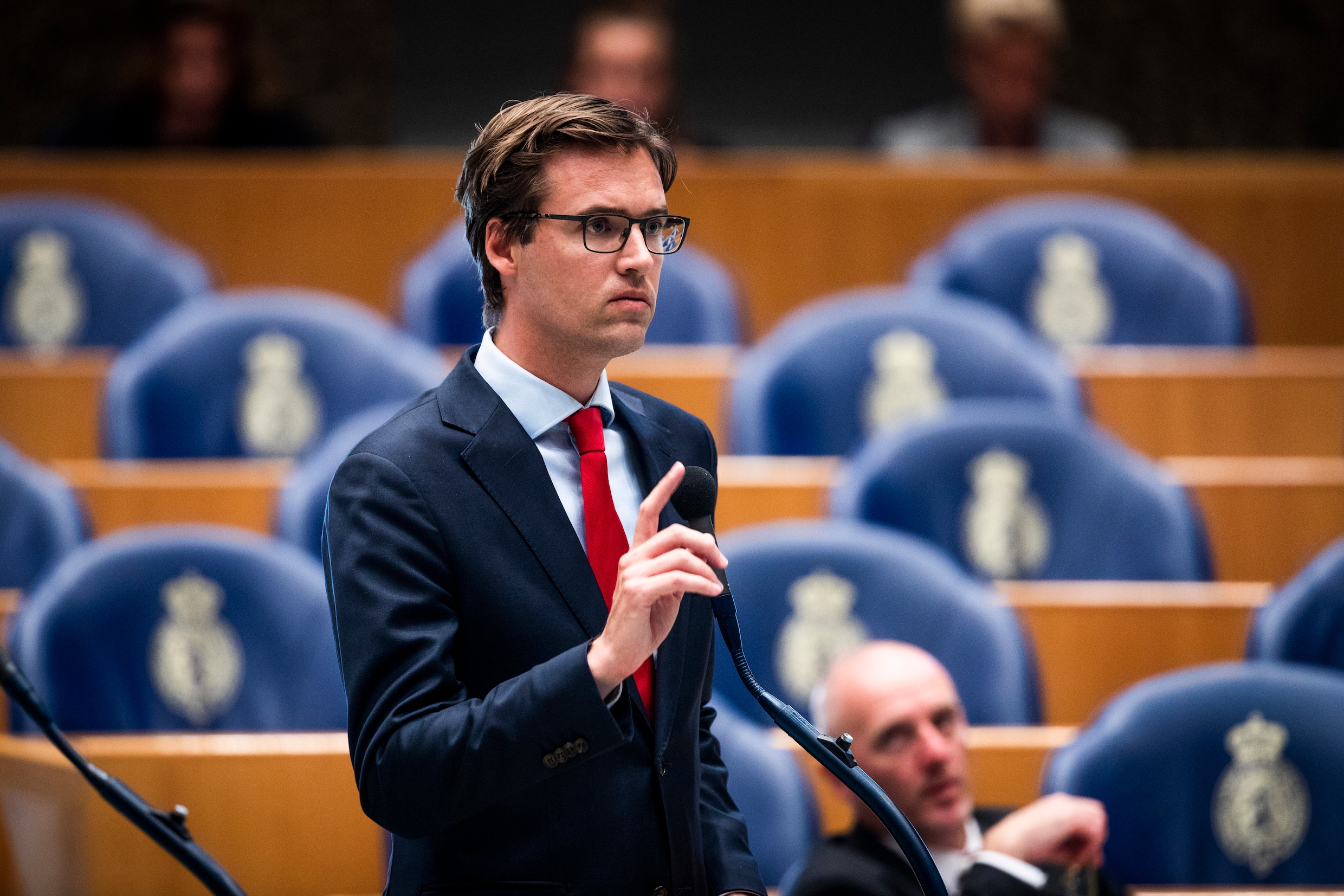 Midden in je betoog, begint iemand dwars door je heen te praten | de ...