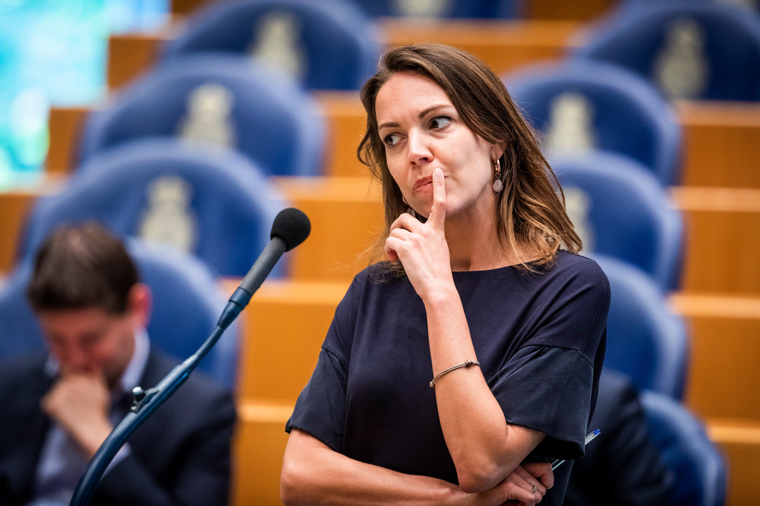 Midden in je betoog, begint iemand dwars door je heen te praten | de ...