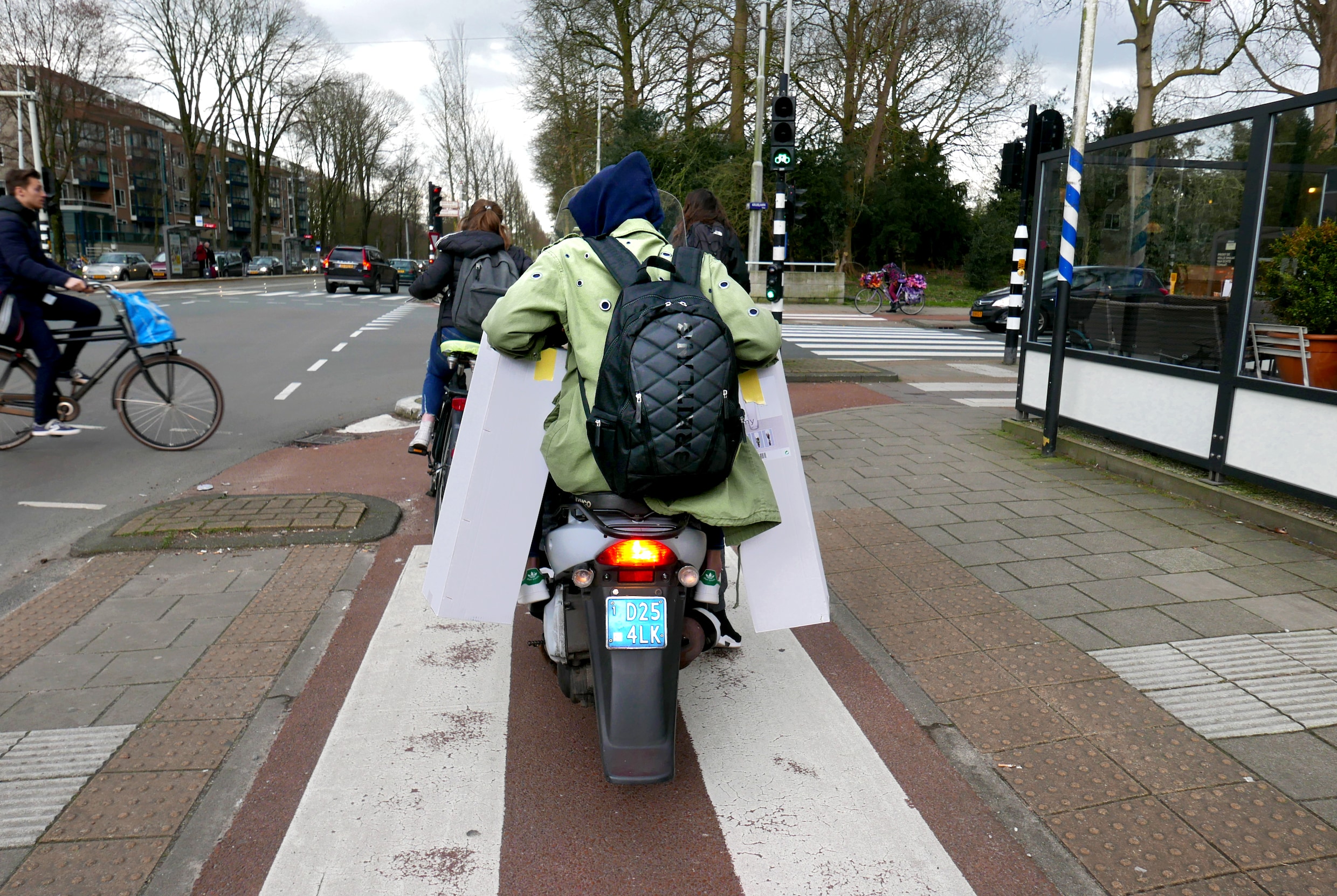 Gemeenten mogen snorfiets al vanaf 1 juli van het fietspad weren | de ...