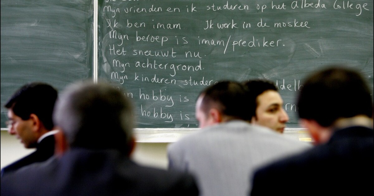 Wie bedenkt die rare vragen van inburgeringsexamens? | de Volkskrant