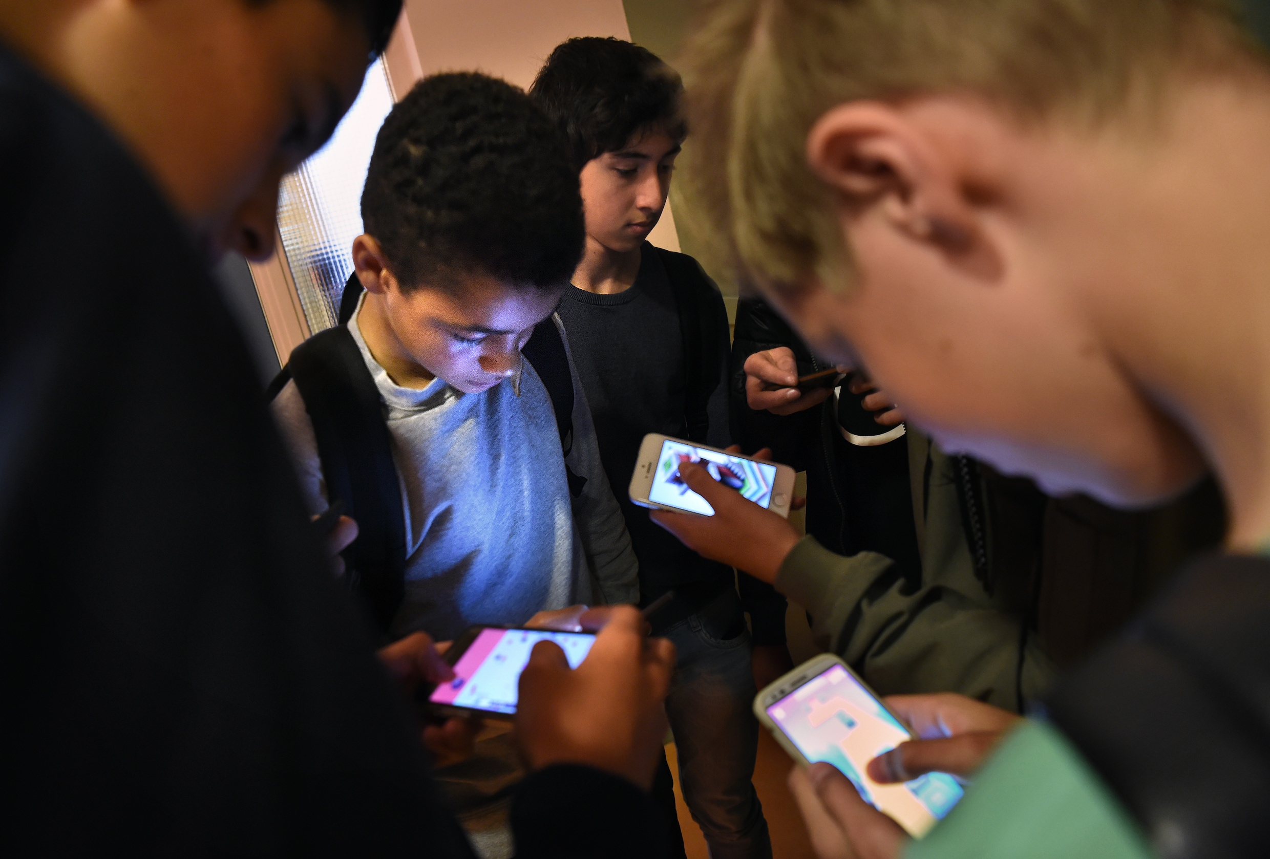 Verbod op smartphone in de les: wat doen scholen met telefoongebruik buiten de klas? | de Volkskrant