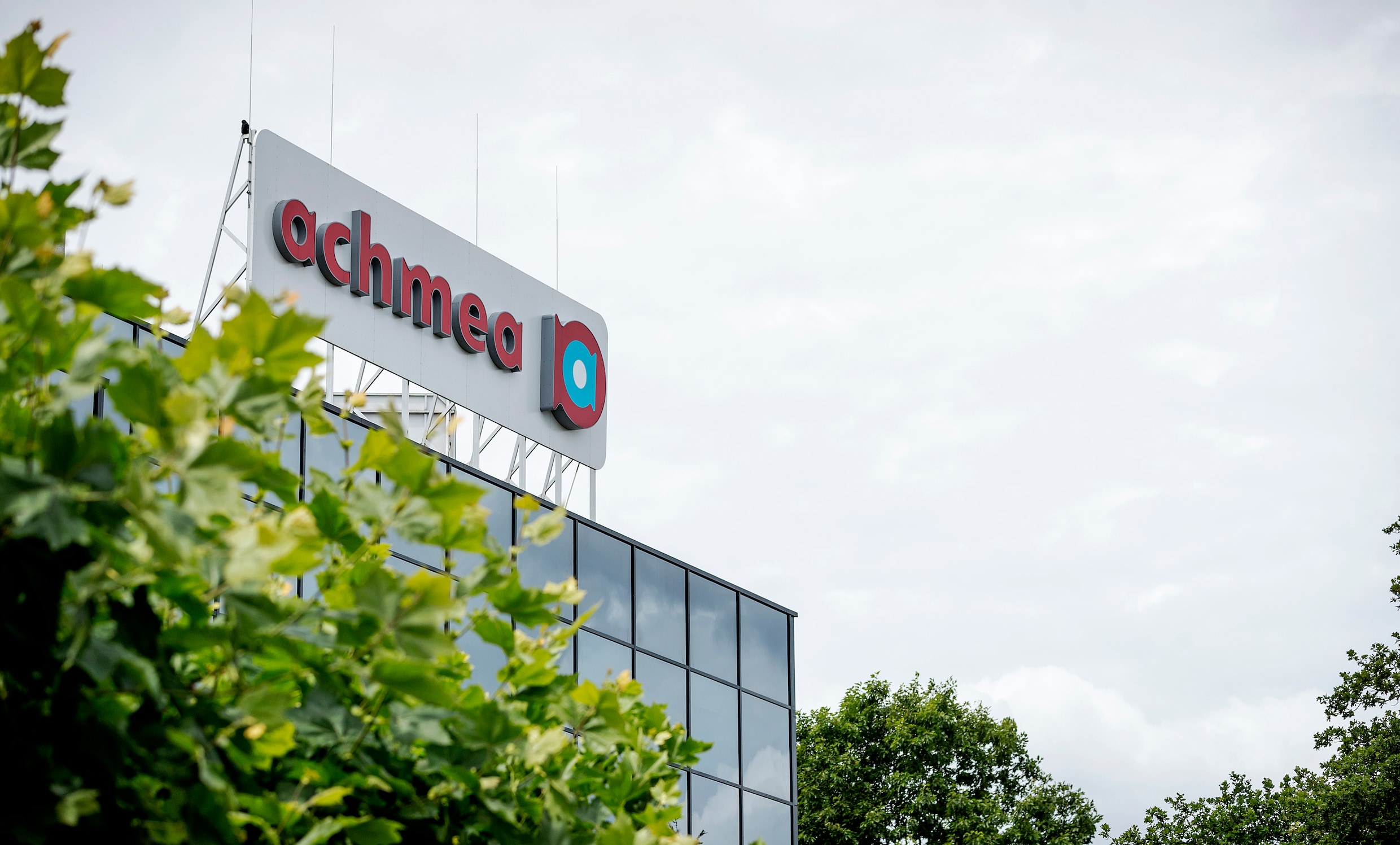 Slepende woekerpolisaffaire bijna afgewikkeld na deals met de grootste verzekeraars | de Volkskrant