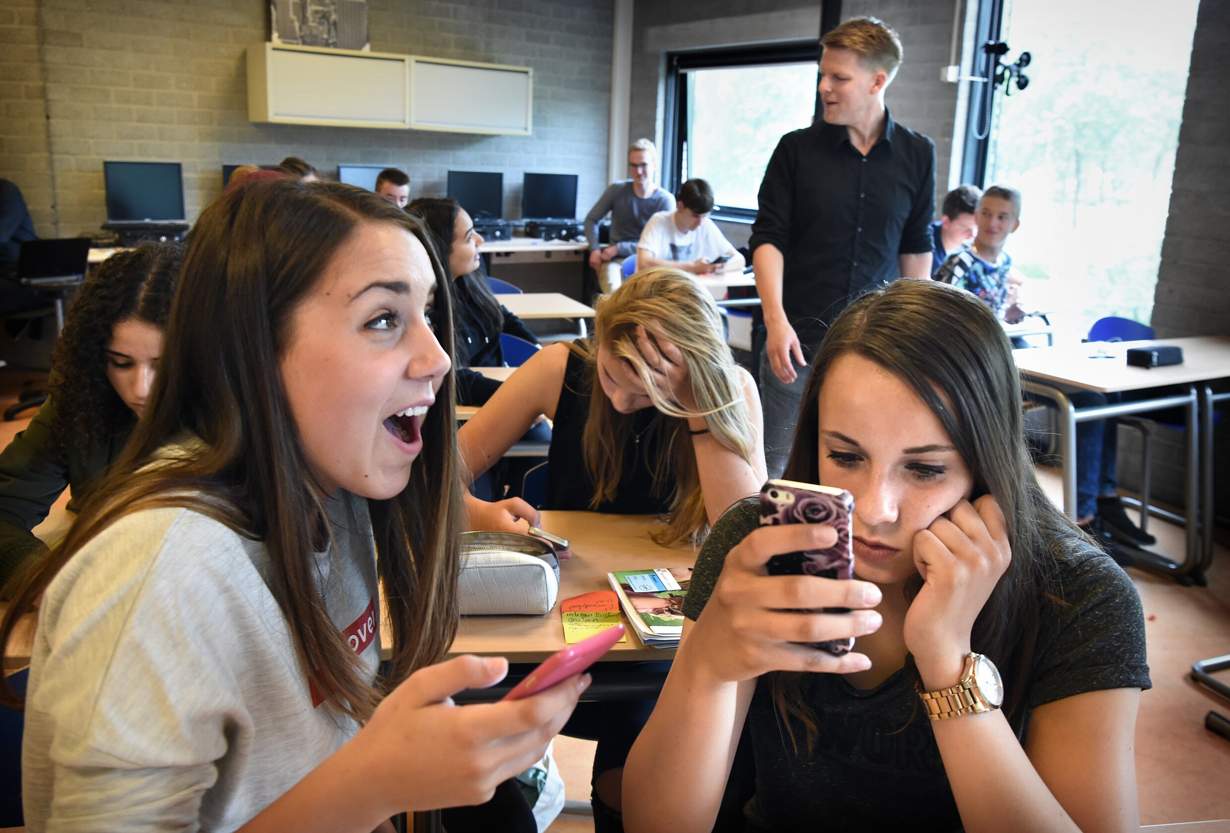 Opinie: Liever maatwerk en een leidraad dan een wettelijk verbod op mobieltjes in klas | de ...