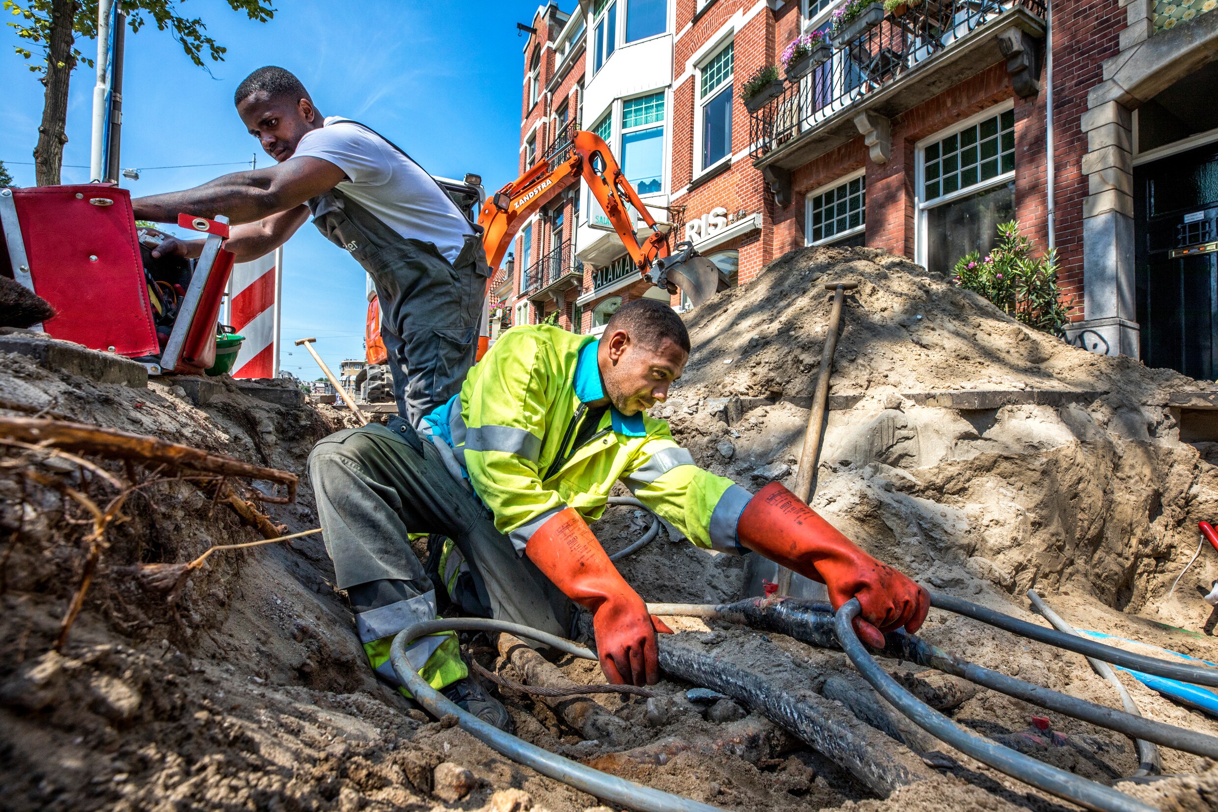 Elektriciteitsnet raakt in steeds meer wijken overbelast door snelle economische groei | de ...