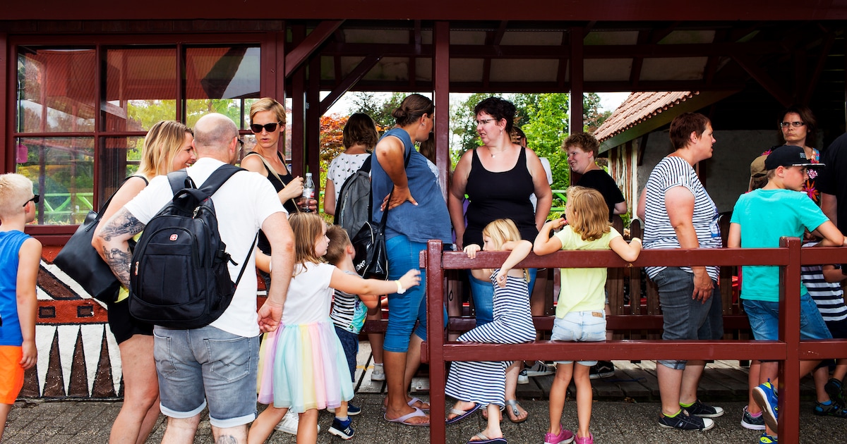 Waarom we nog altijd in de rij staan voor een pretparkattractie | de ...