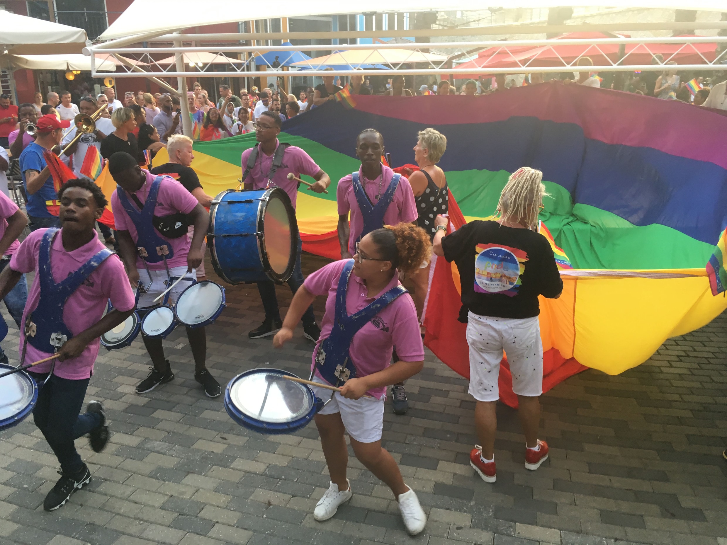 Aruba en Curaçao moeten huwelijk mensen van gelijk geslacht toestaan na ...