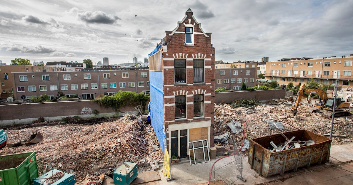 En toen bleef dit rijtjeshuis moederziel alleen achter | de Volkskrant