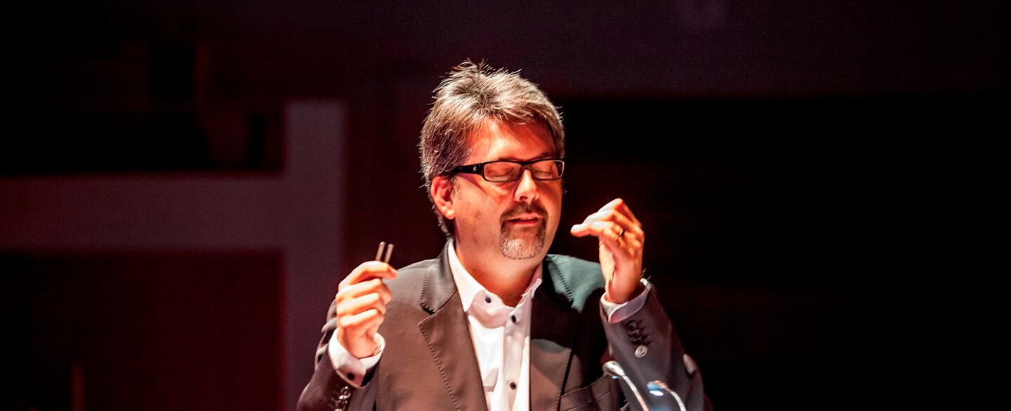 De twee bassen, soms echoënd en imiterend, dan weer innig gepaard ...