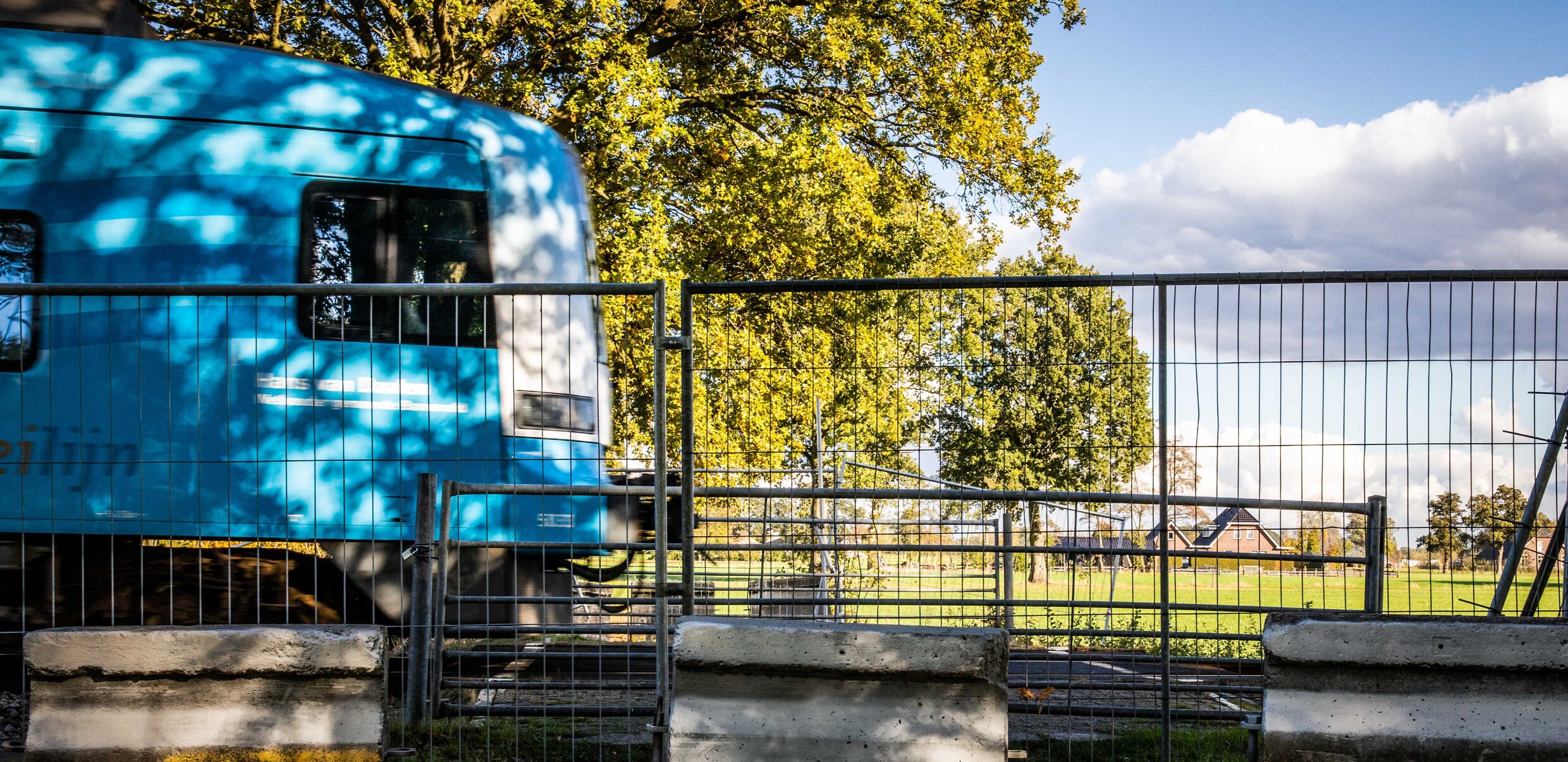 ProRail mag van rechter onbewaakte overweg in Lunteren voorlopig ...