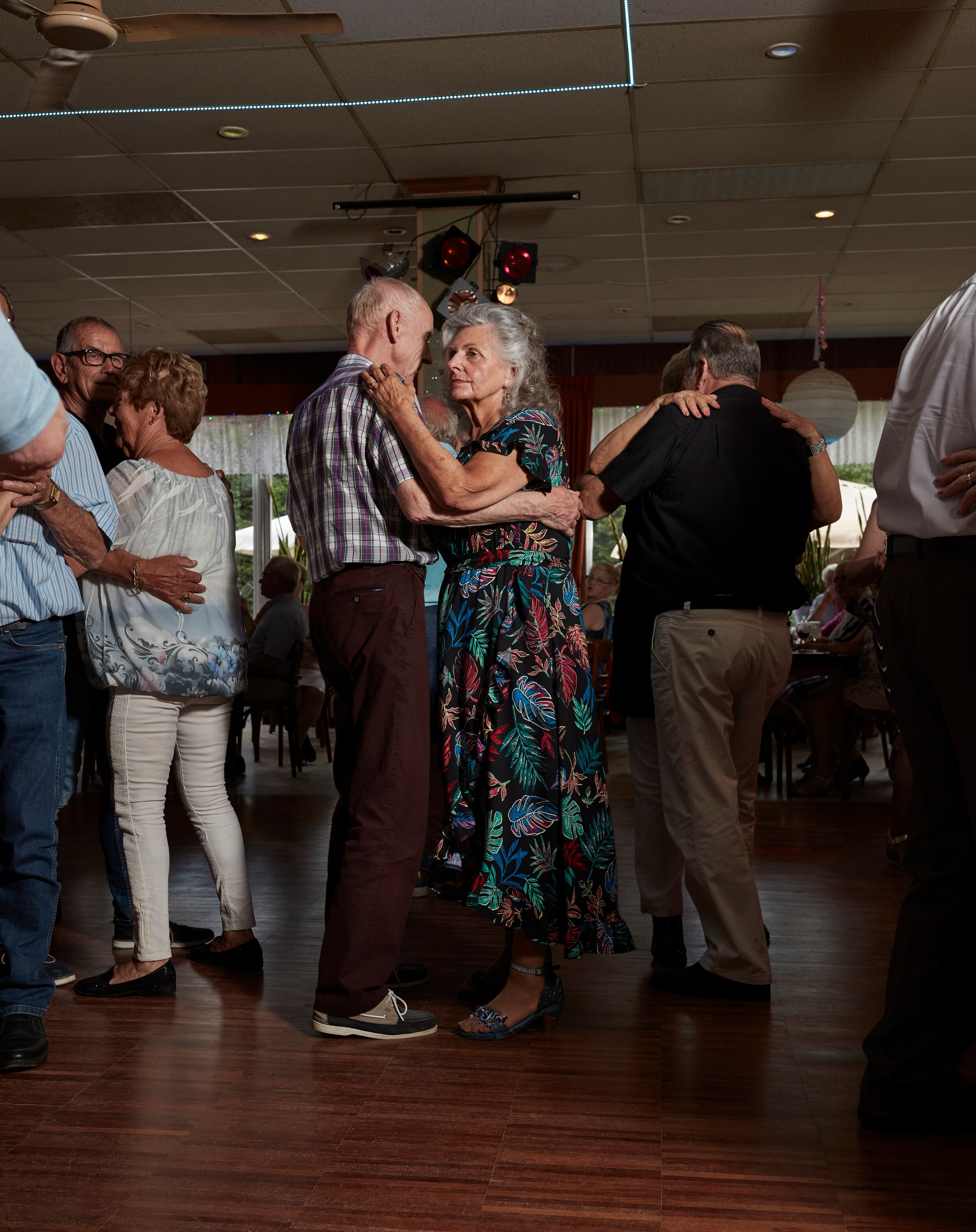 De clientèle mag dan op leeftijd zijn, de sfeer is broeierig in Dancing ...