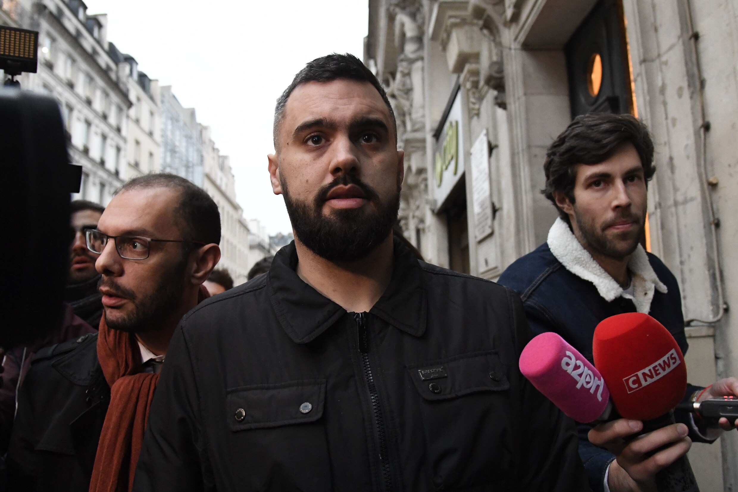 Hoe vrachtwagenchauffeur Éric Drouet het vuur van de gele hesjes steeds ...