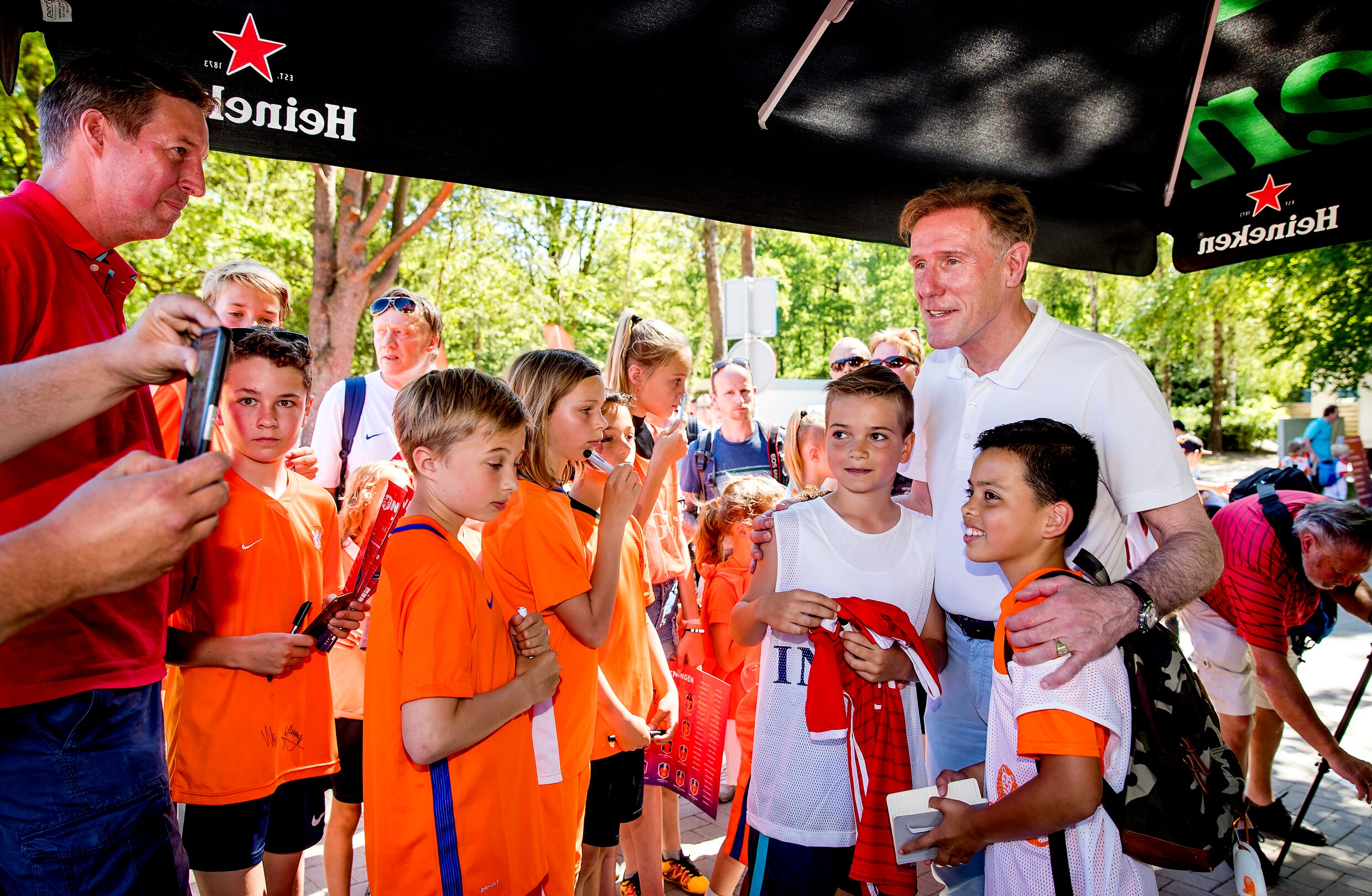 Hans van Breukelen is terug na een burn-out: ‘Een doelloos leven past ...