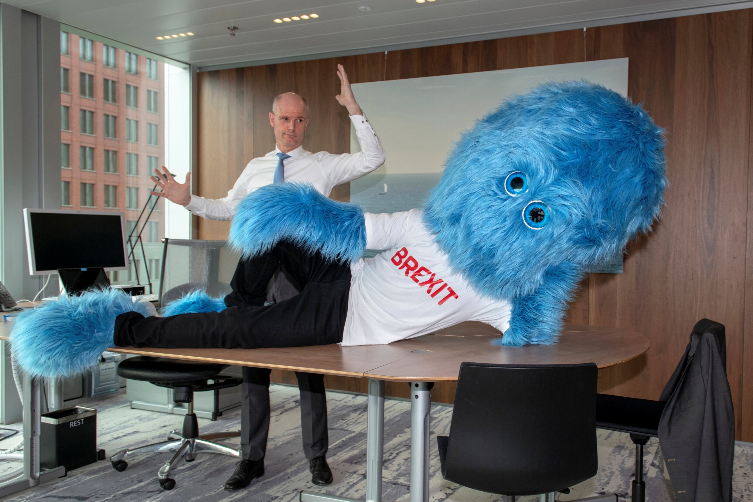 Stinkende brexitmascotte veroorzaakt overlast op kantoor Rijksoverheid ...