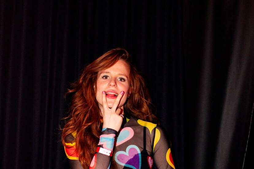 Ze maakt dan misschien geestige liedjes, maar zangeres Merol is géén ...