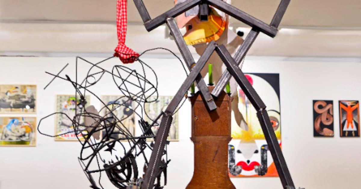 In dit klooster werkt kunstenaar David Bade aan zes verschillende ...