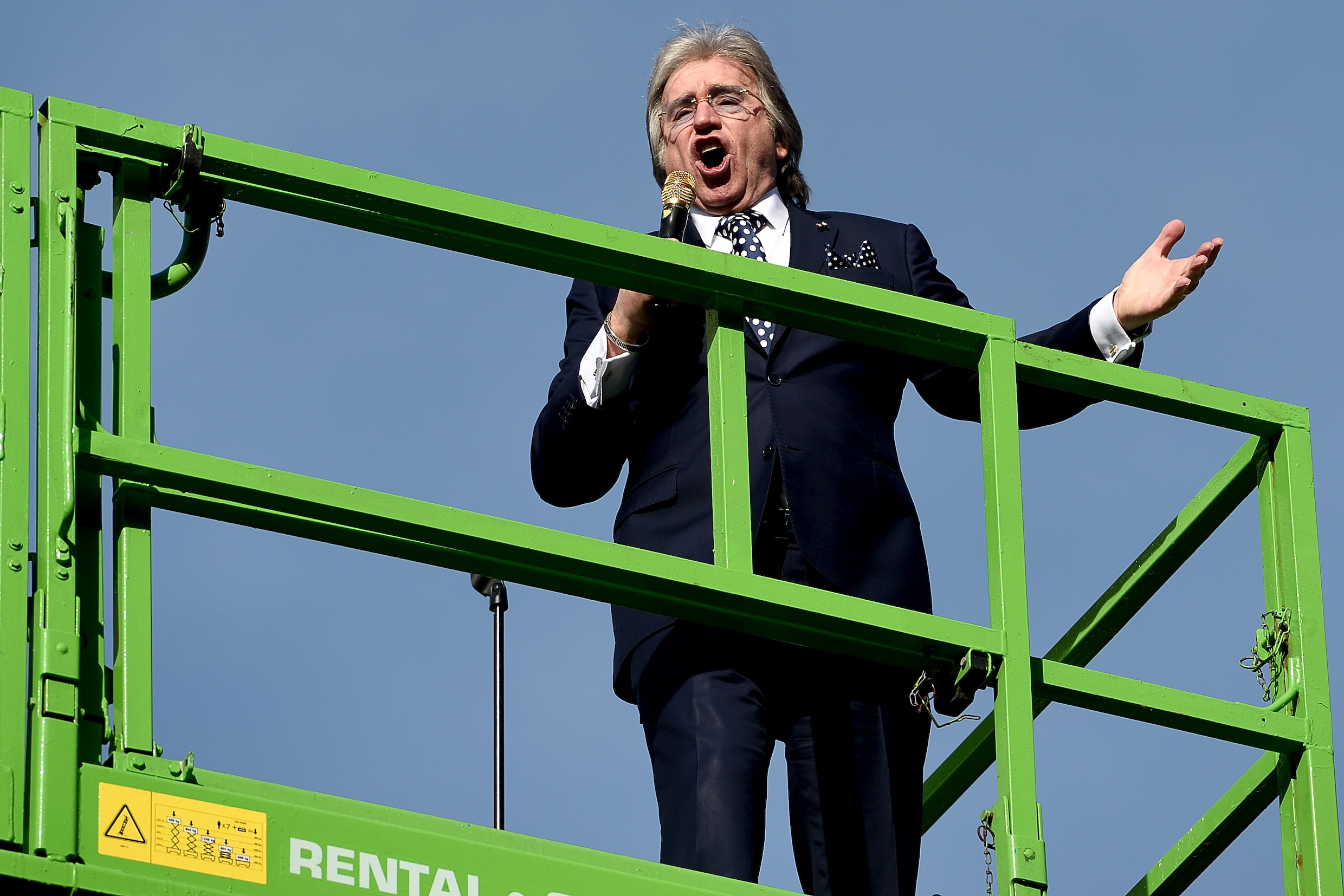 Nog één keer klinkt ‘You’ll Never Walk Alone’ van Lee Towers als ...