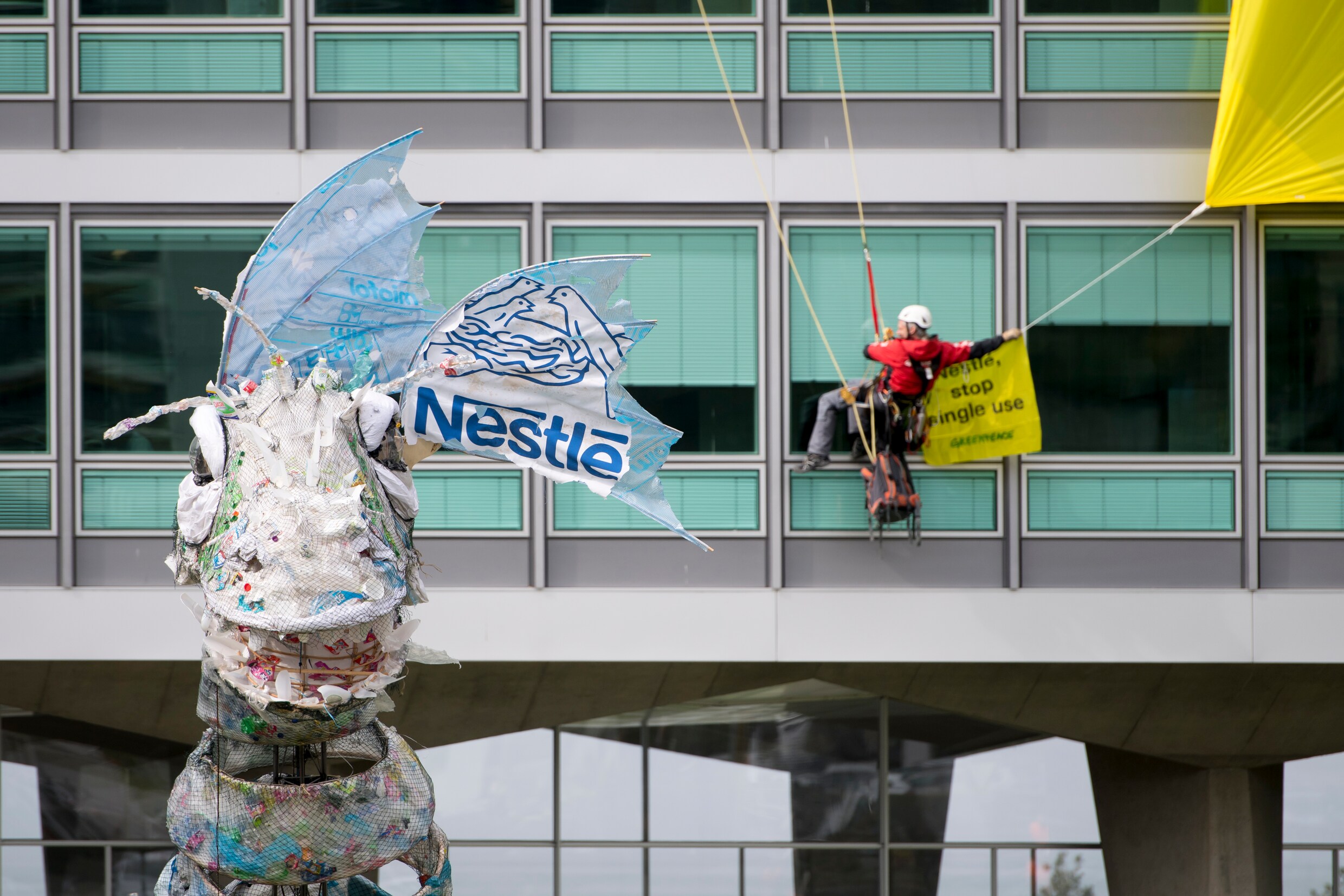 Nestlé haalt recycle-belofte niet, dus past de doelstelling aan | de ...