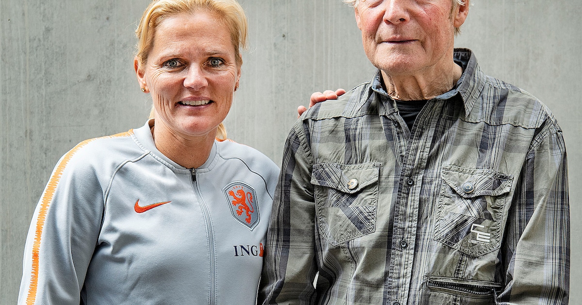 Indrukwekkende vlucht van het vrouwenvoetbal, van het bijna totale ...