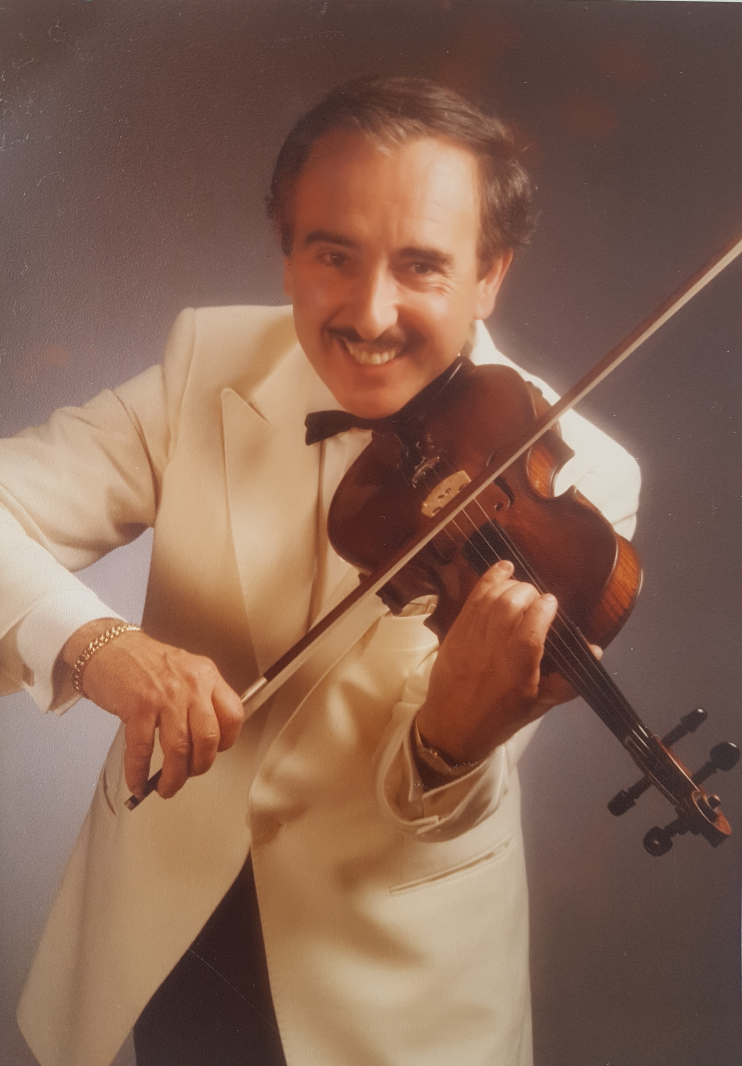 John Paay (1925–2019): Bandleider en stille kracht achter Star Sisters ...