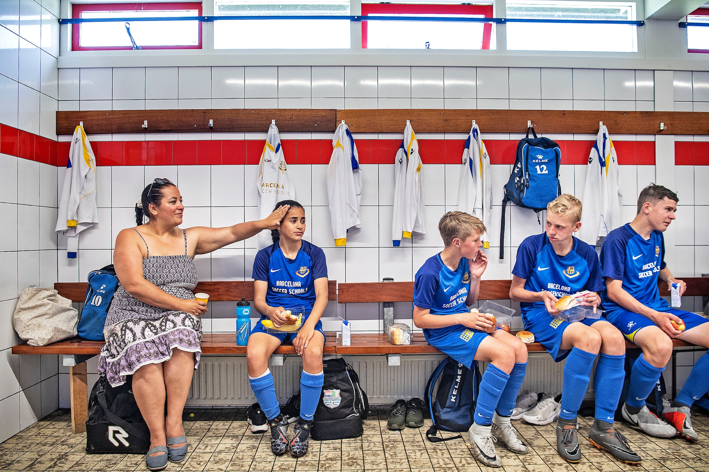 De 13-jarige Djennah gaat voor een carrière in het topvoetbal | de ...