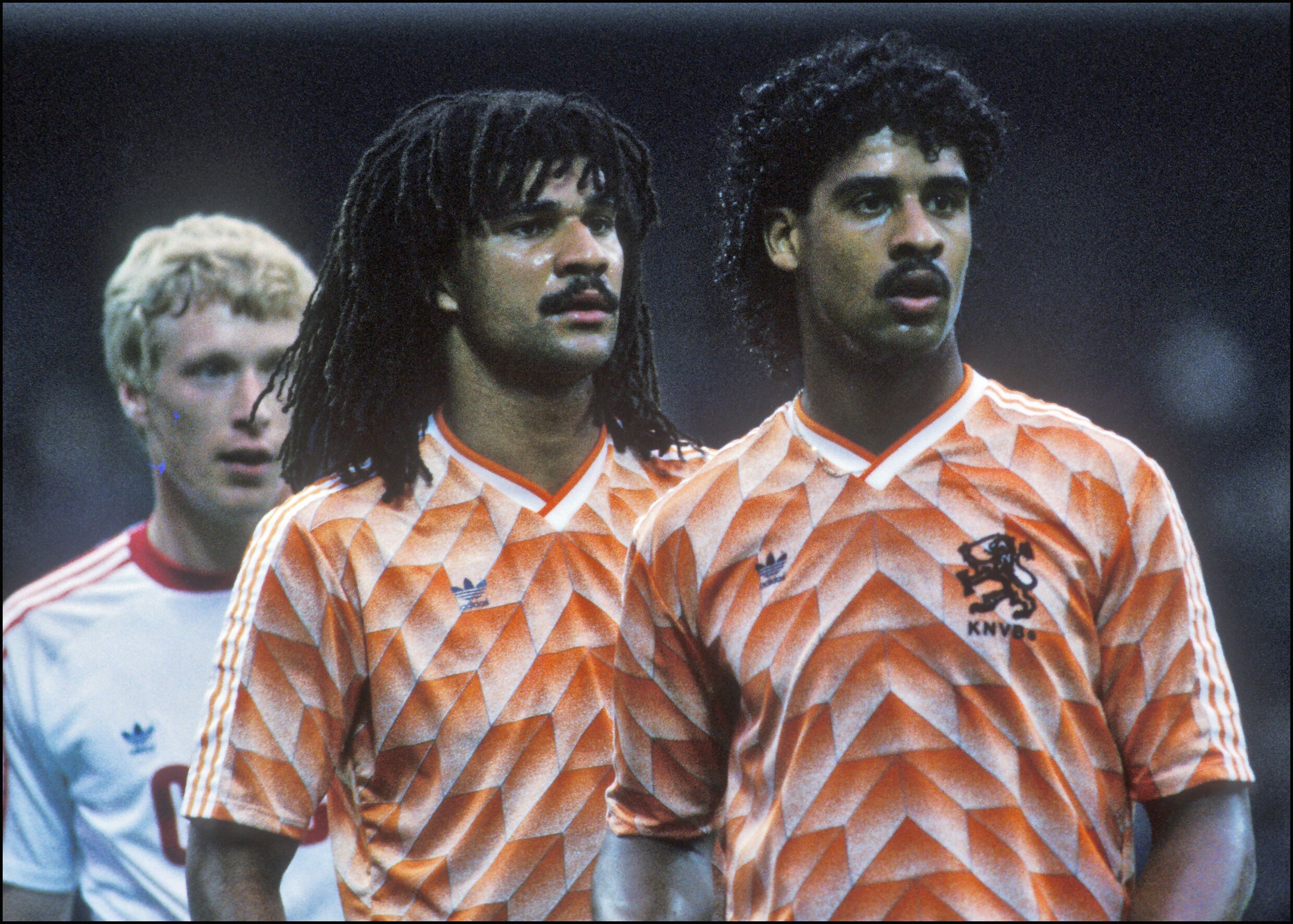 De snor mag wel uit het verdomhoekje heren, zegt de Stijlpastoor, en ...