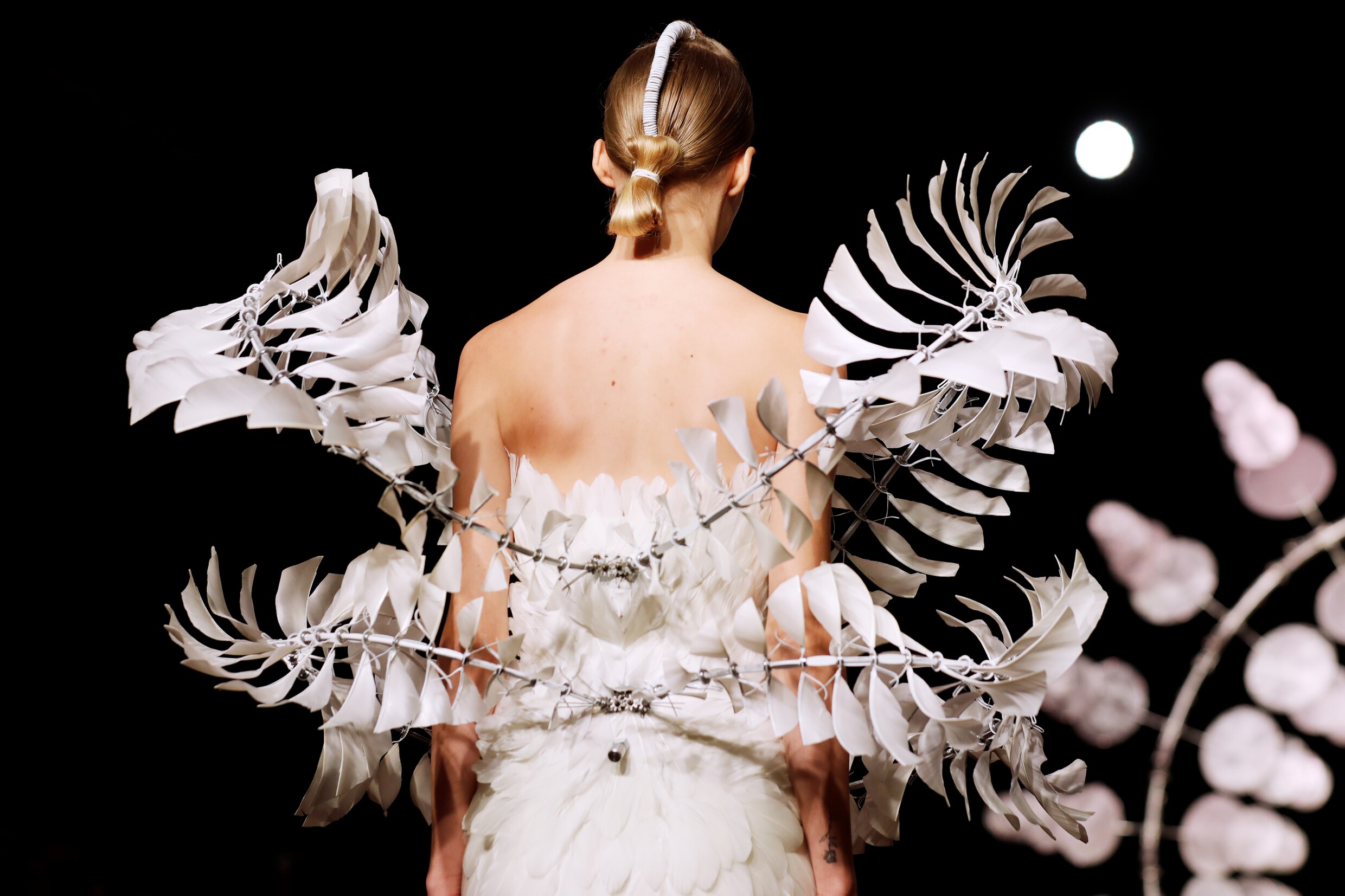 Haute couture ver van je bed en gedateerd? Niet als het aan Iris van ...