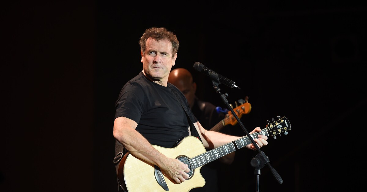 Zanger Johnny Clegg (1953 - 2019) tartte de apartheidswetten en danste ...