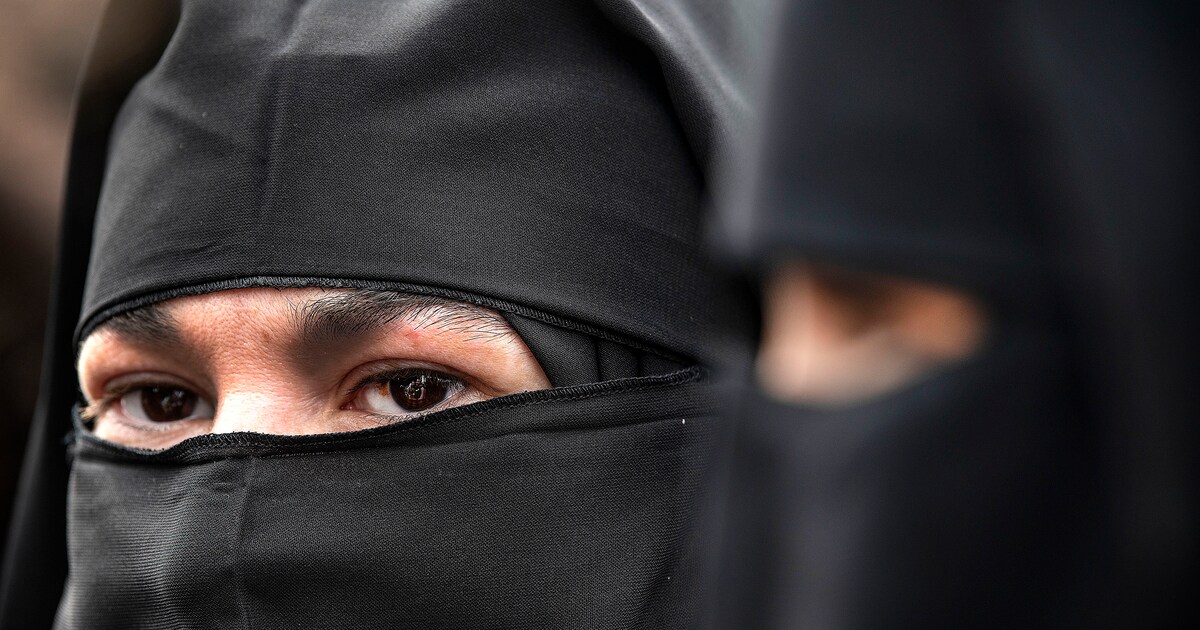 Vrouw met nikab uit de bus gehaald door politie | de Volkskrant