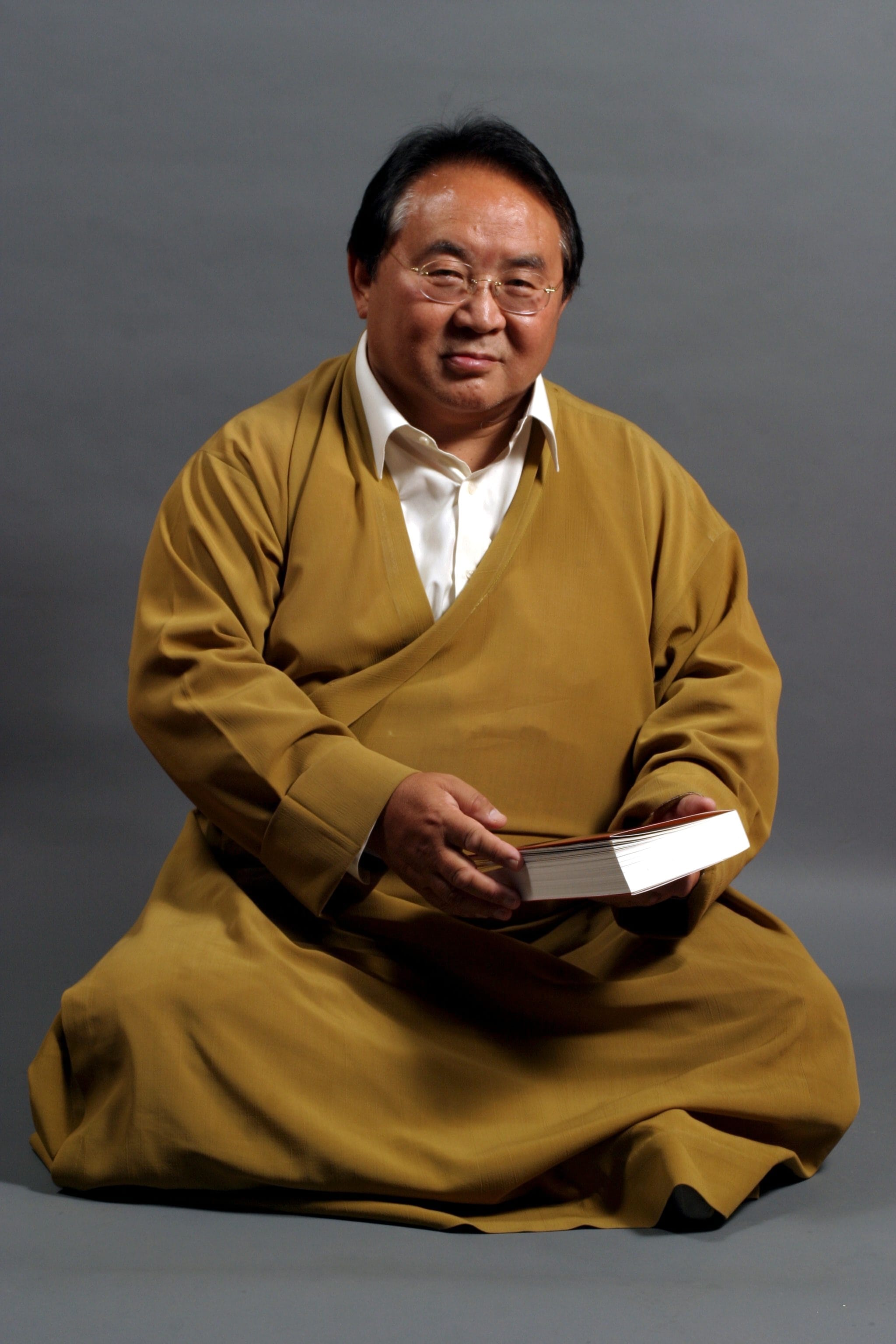 De eerste ongeautoriseerde biografie van lama Sogyal Rinpoche laat ...
