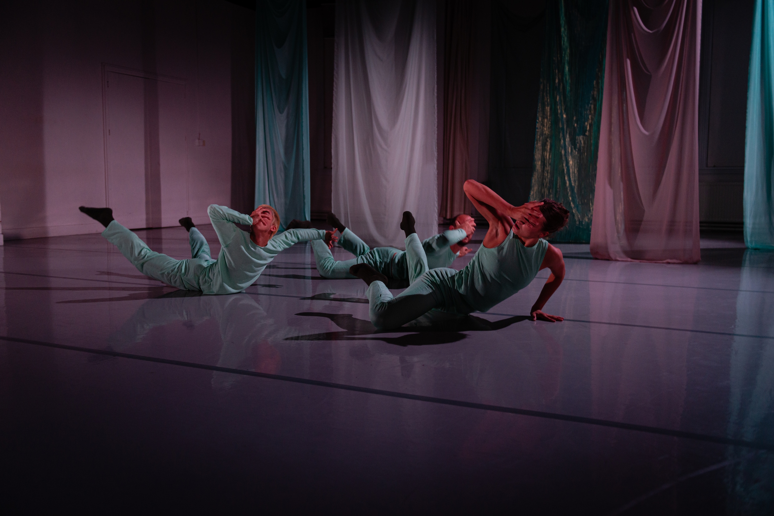 Jonge choreografen tonen amuserende danstaal in Danslokaal 7 ★★★☆☆ | de ...