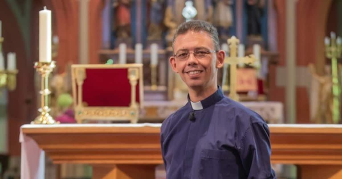 Met een witte boord en een leren riem kom je een heel eind, zegt de Stijlpastoor | de Volkskrant