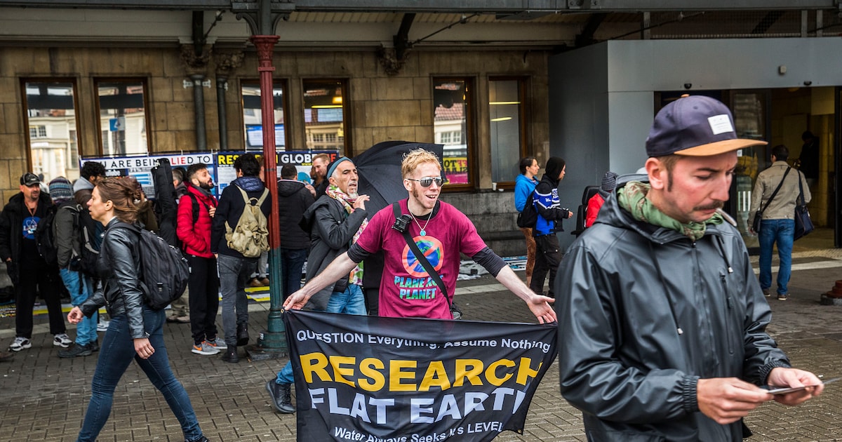 De ‘flat earthers’ voeren een heroïsche strijd tegen ‘de machthebbers ...