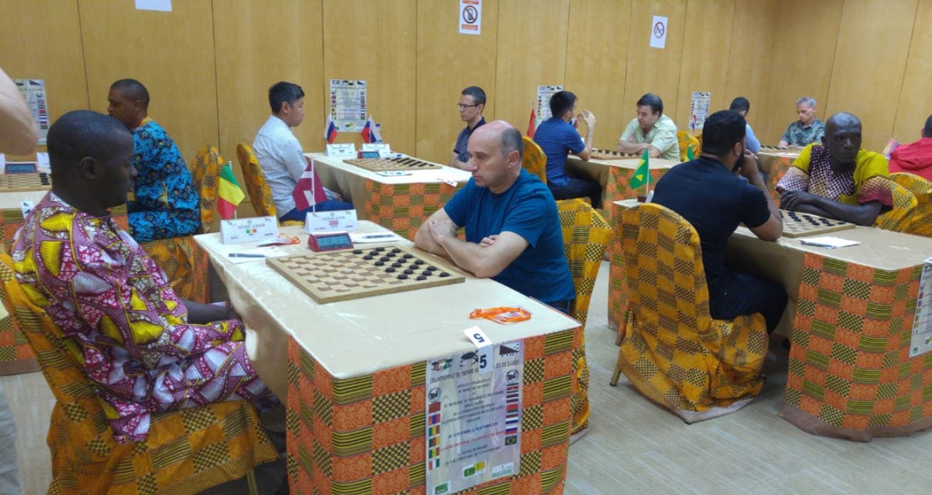 Spelers dag gegijzeld op WK dammen in Ivoorkust: ‘Dammen in Afrika is ...