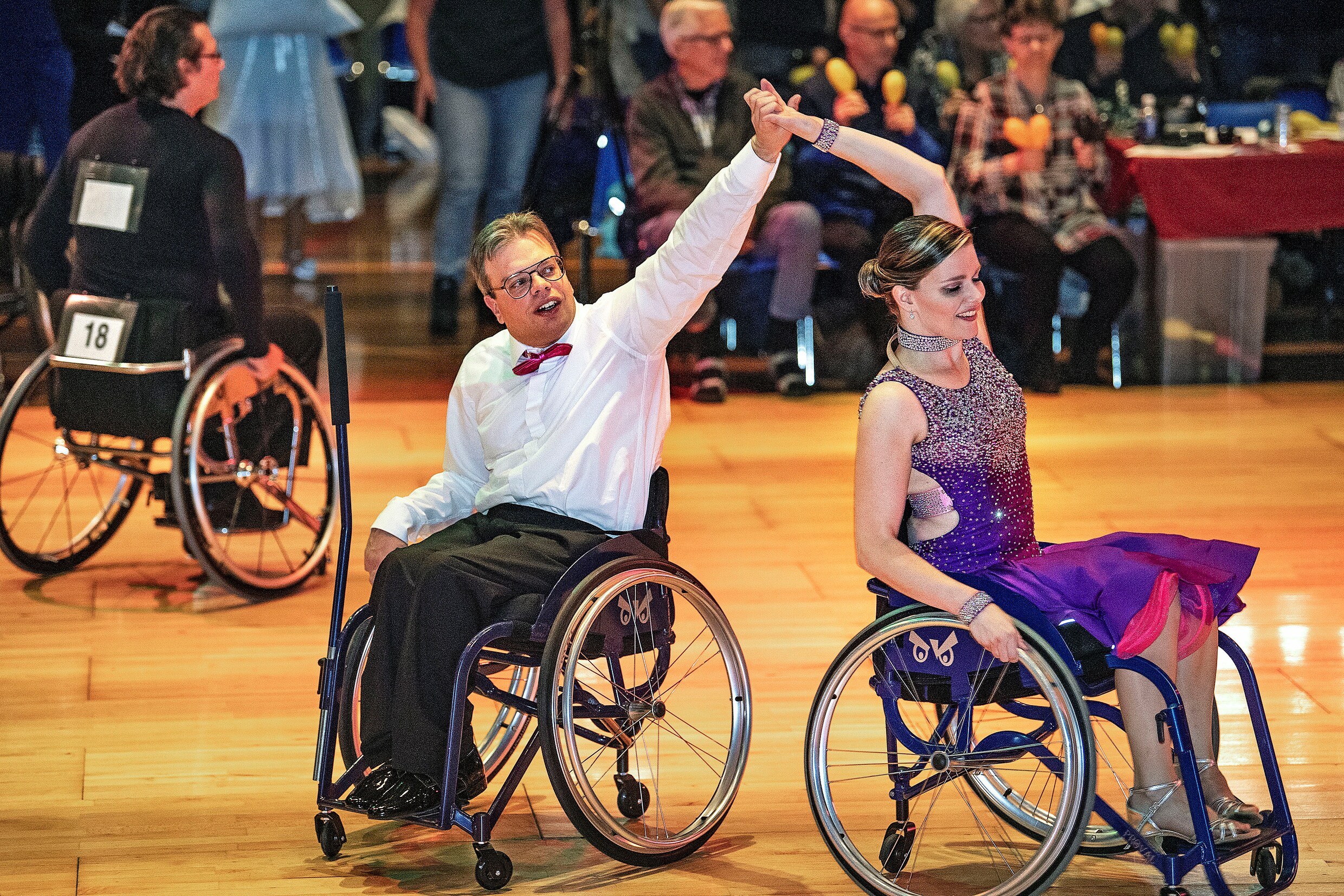 De wielen van een rolstoel lenen zich uitstekend voor het zwieren van ...