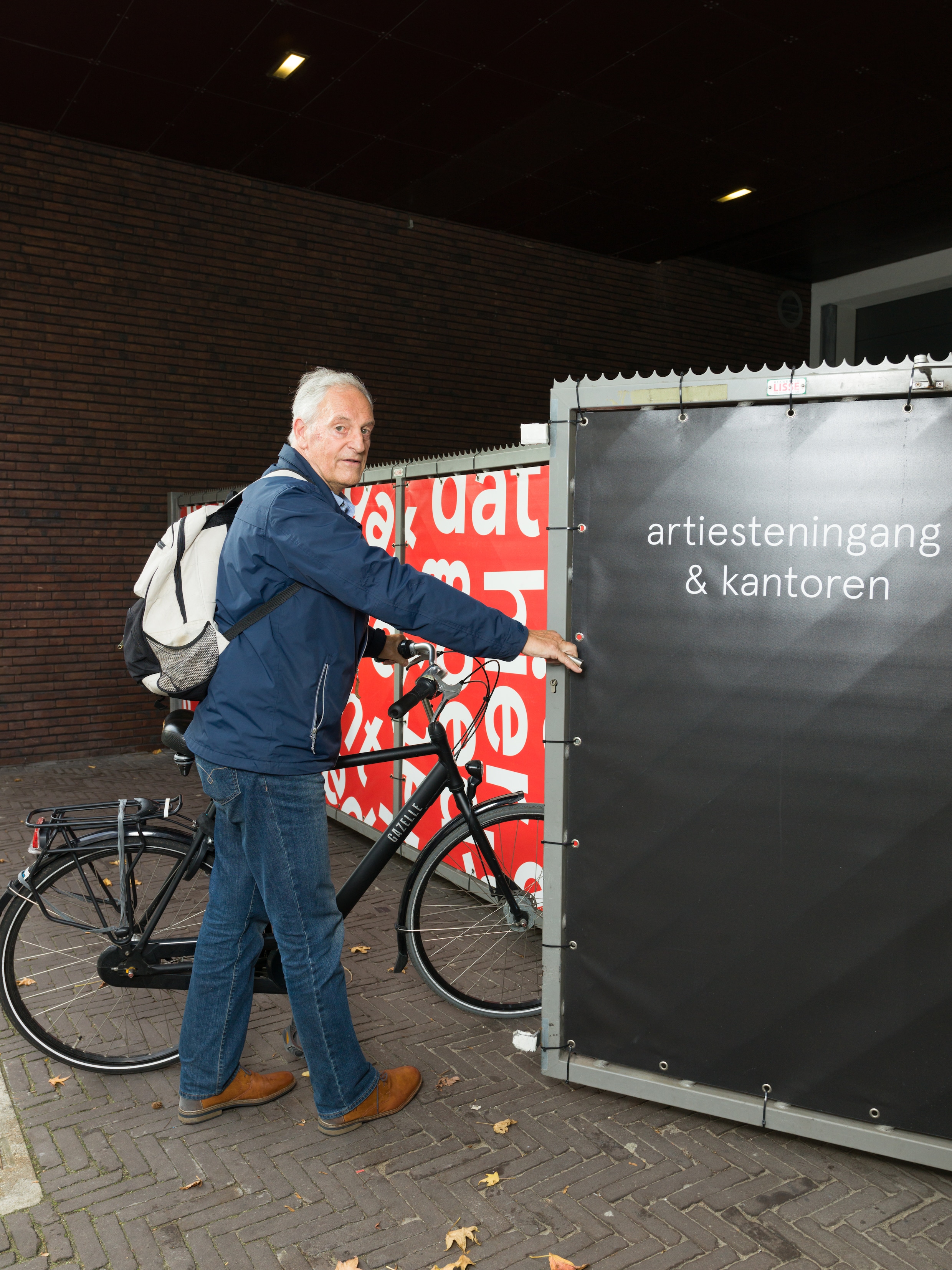 Hij duikt steeds vaker op in schouwburgentrees: de theaterportier | de ...