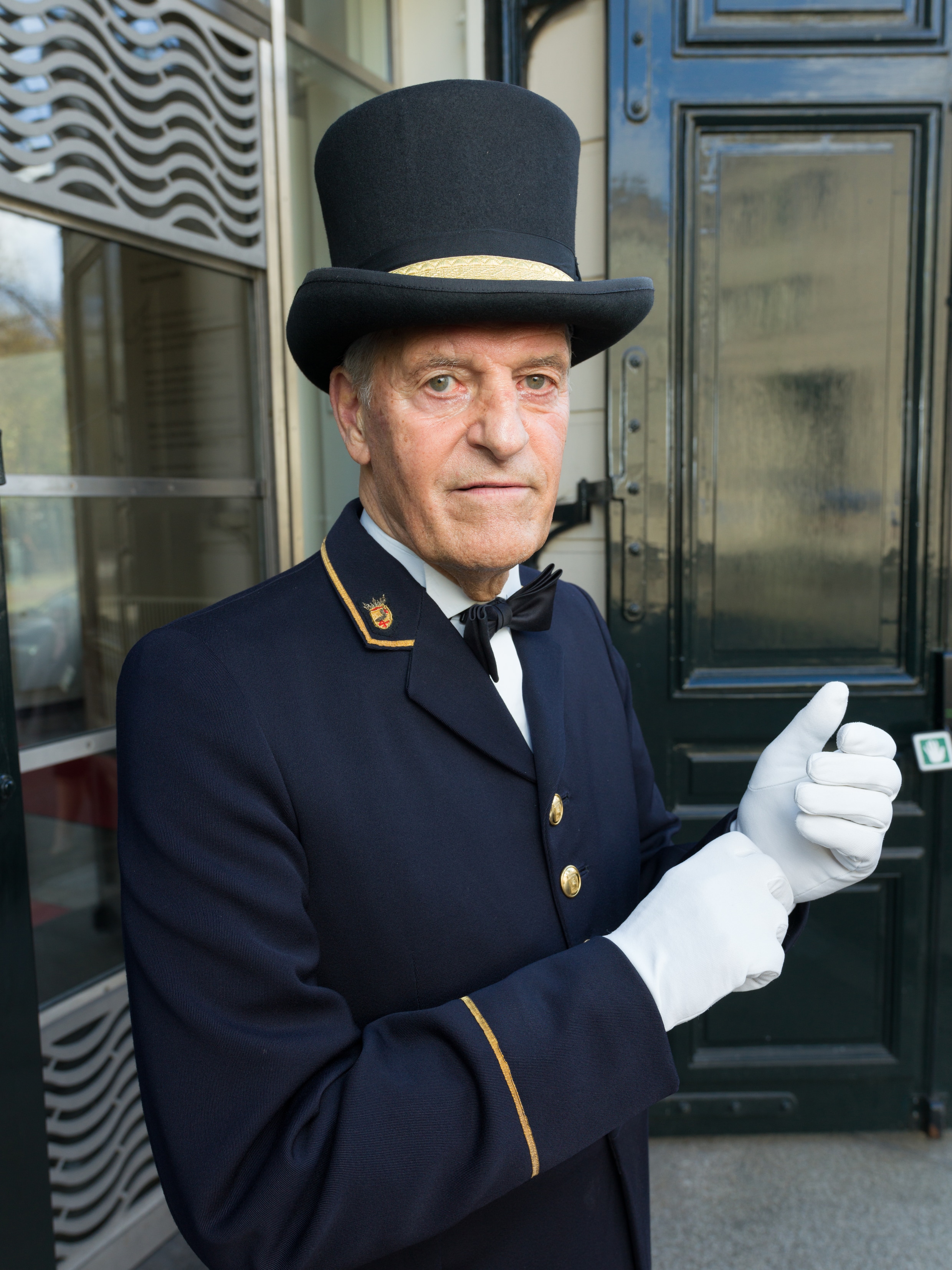 Hij duikt steeds vaker op in schouwburgentrees: de theaterportier | de ...